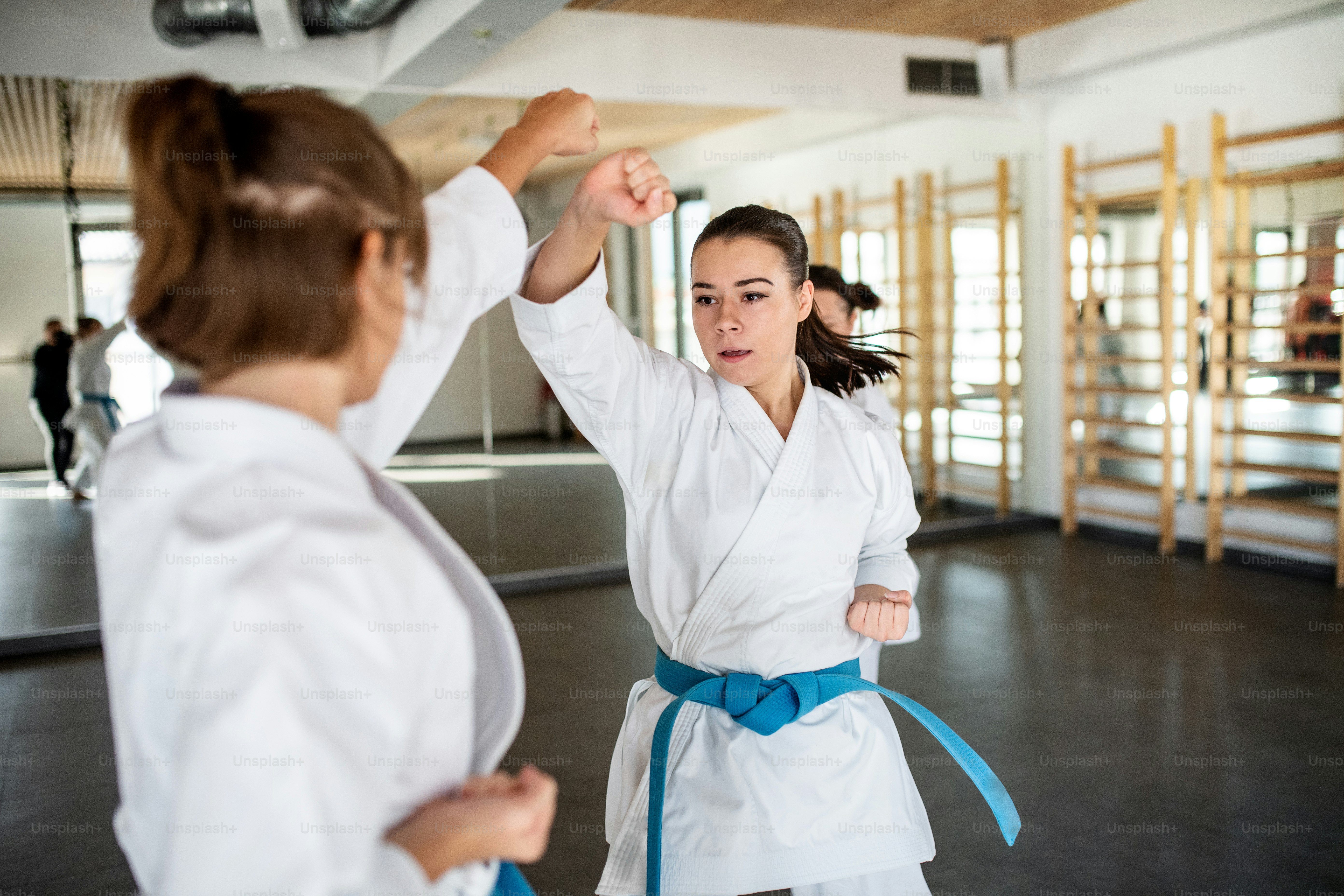 Foto Dos mujeres jóvenes practicando karate en el gimnasio ...