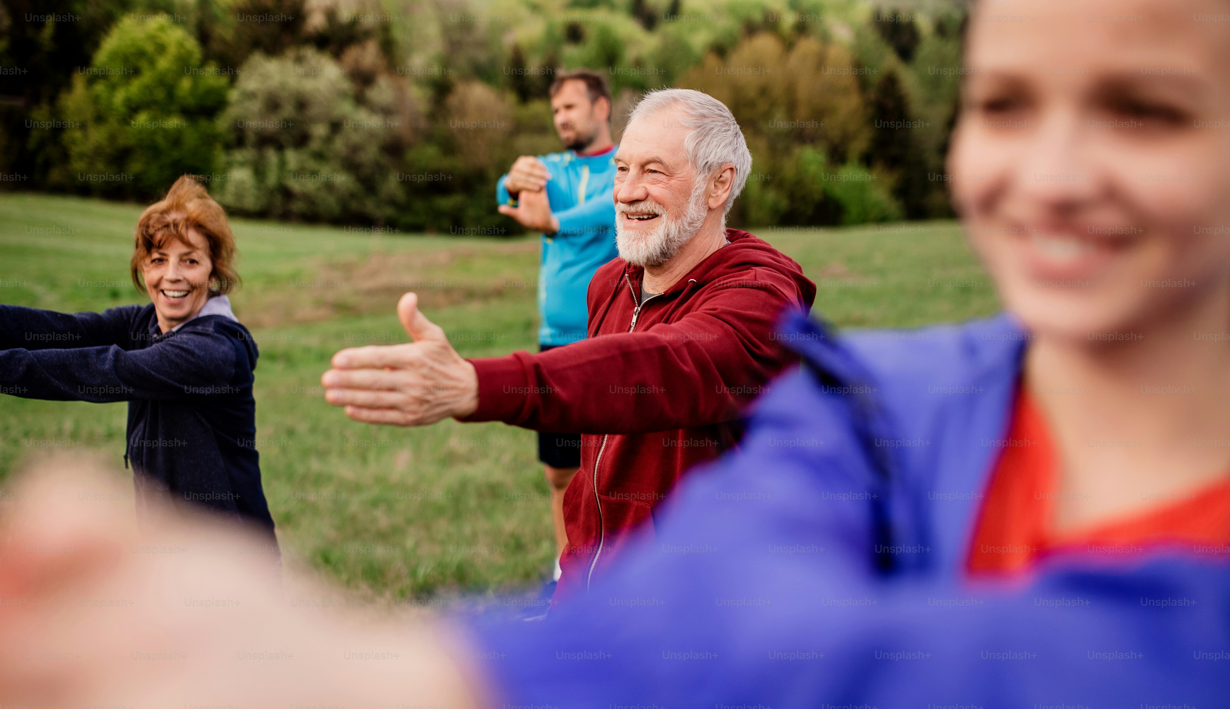 Un grand groupe de personnes en forme et actives faisant de l’exercice ...