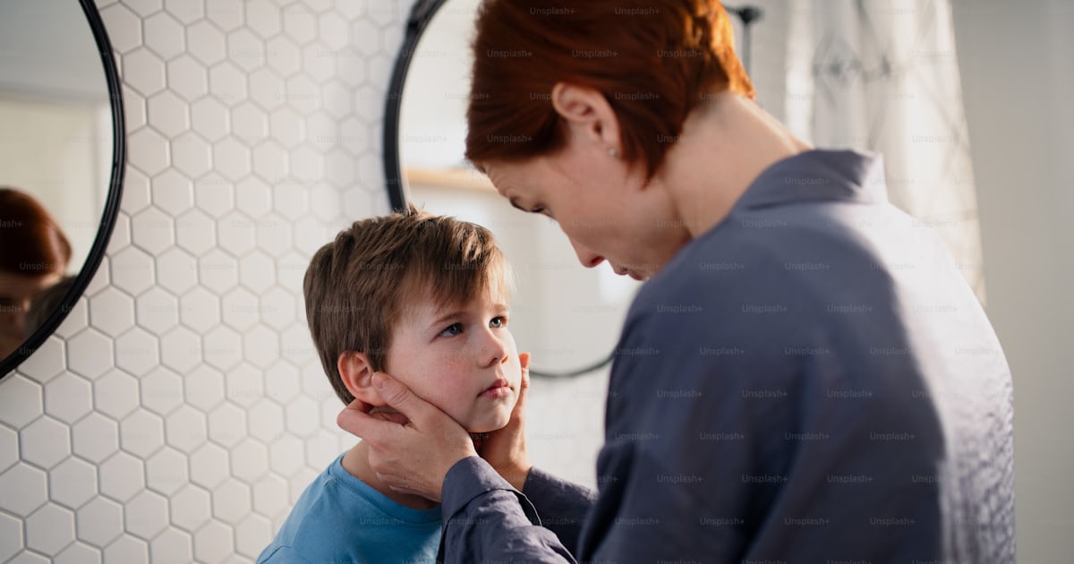 Foto Una Madre Hablando Con Su Hijo Pequeño En El Baño De Su Casa