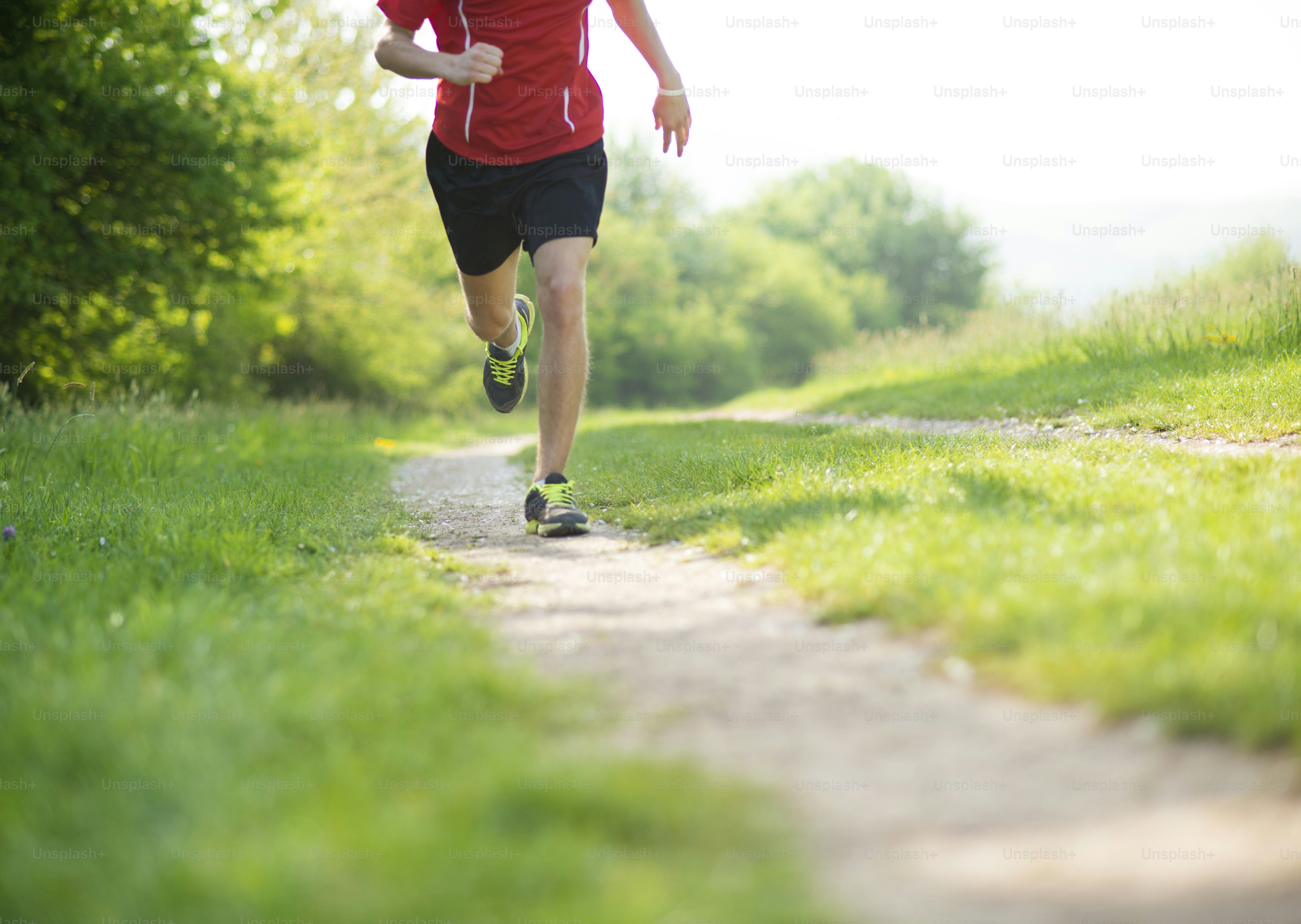 Un joven está corriendo en la naturaleza soleada foto – Imagen de ...