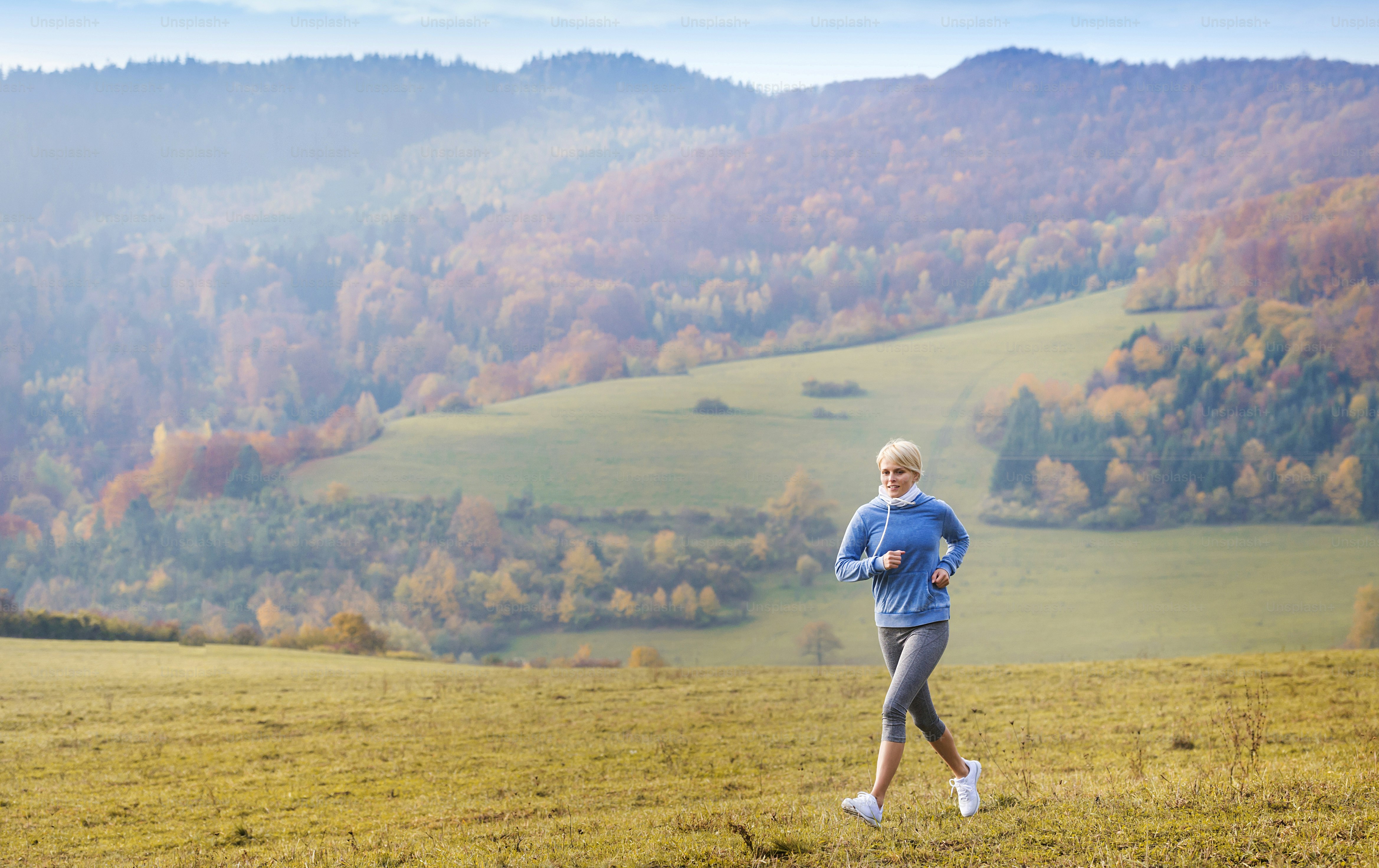 Young woman running outside in sunny nature photo – Sport Image on Unsplash