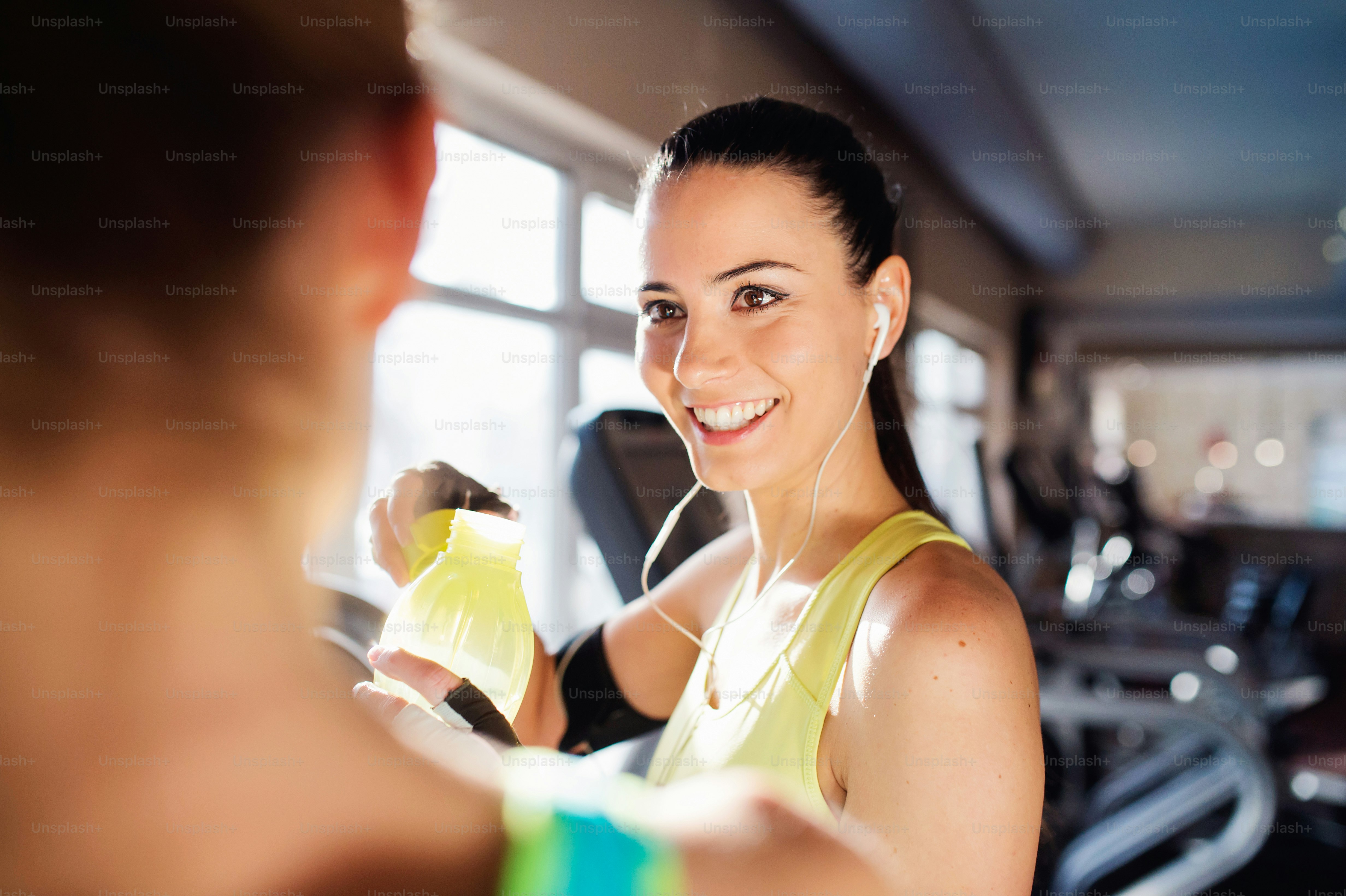 Two young beautiful women working out in gym photo – Sport Image on ...