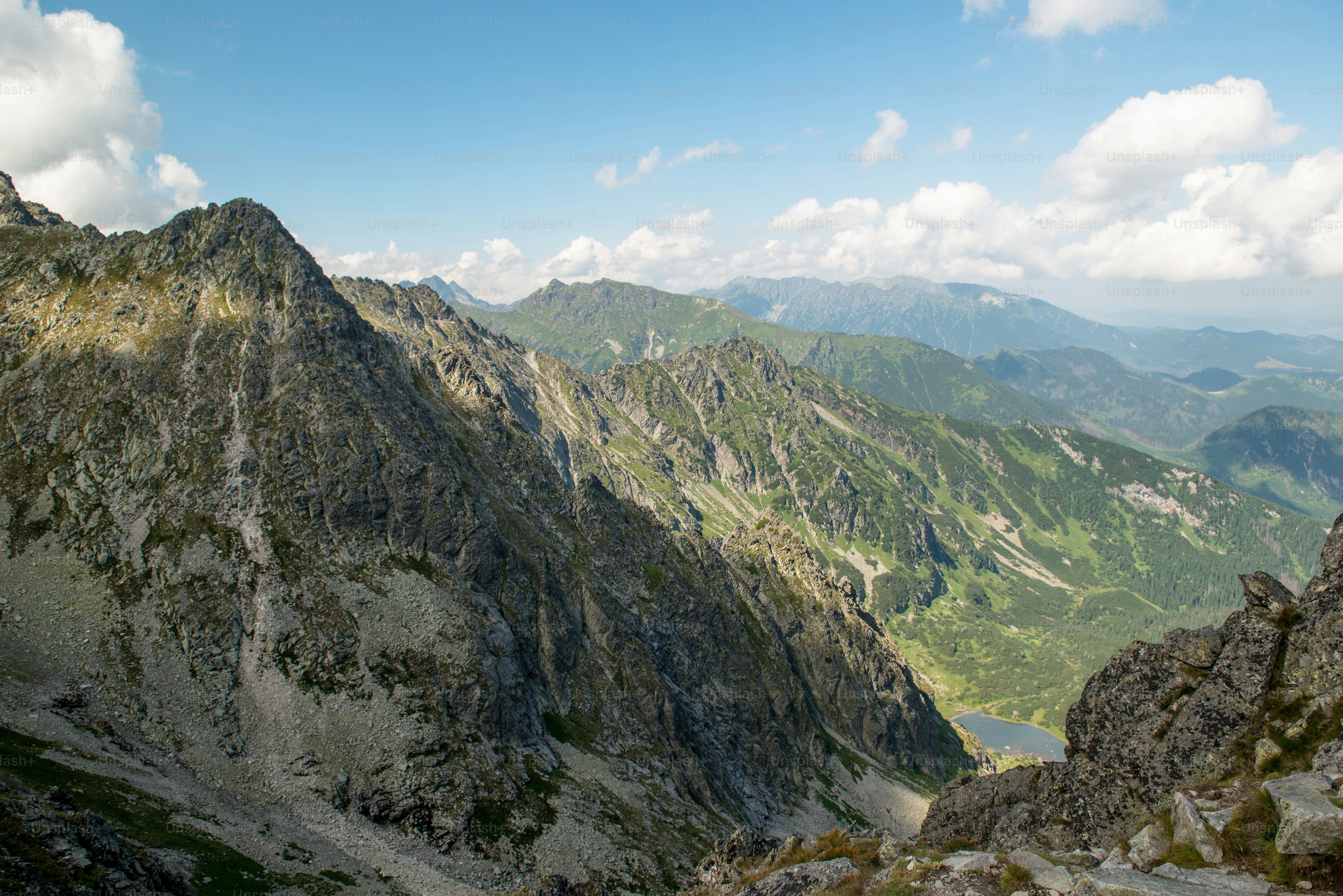 Hermoso paisaje de alta montaña con lago y pico alto. Altos Tatras ...