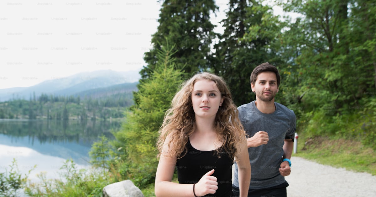 Beau Jeune Couple Courant Sur Un Chemin Au Bord Du Lac Dans Une Nature