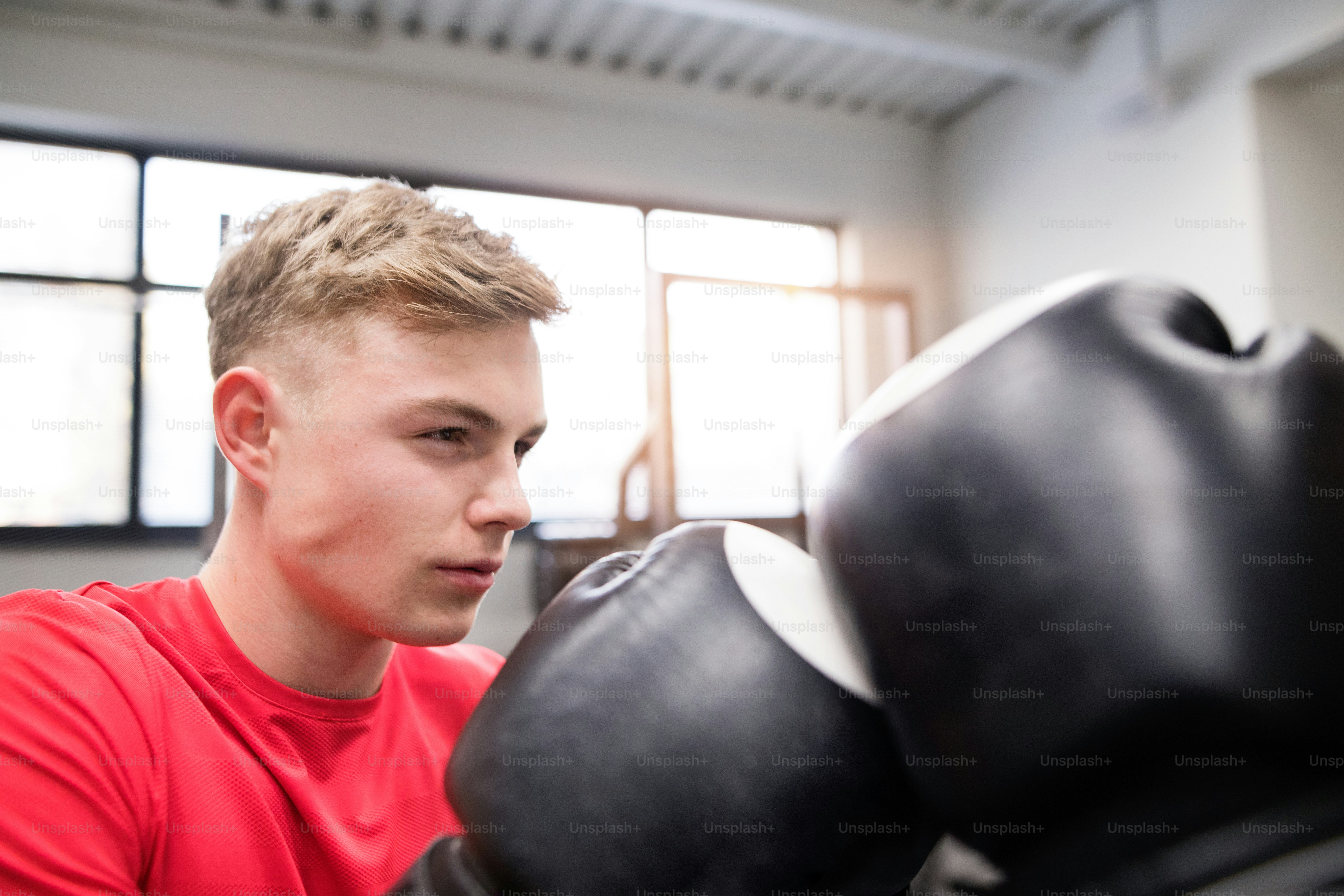 Boxea con su irreconocible rival. Dos boxeadores atletas con guantes de ...