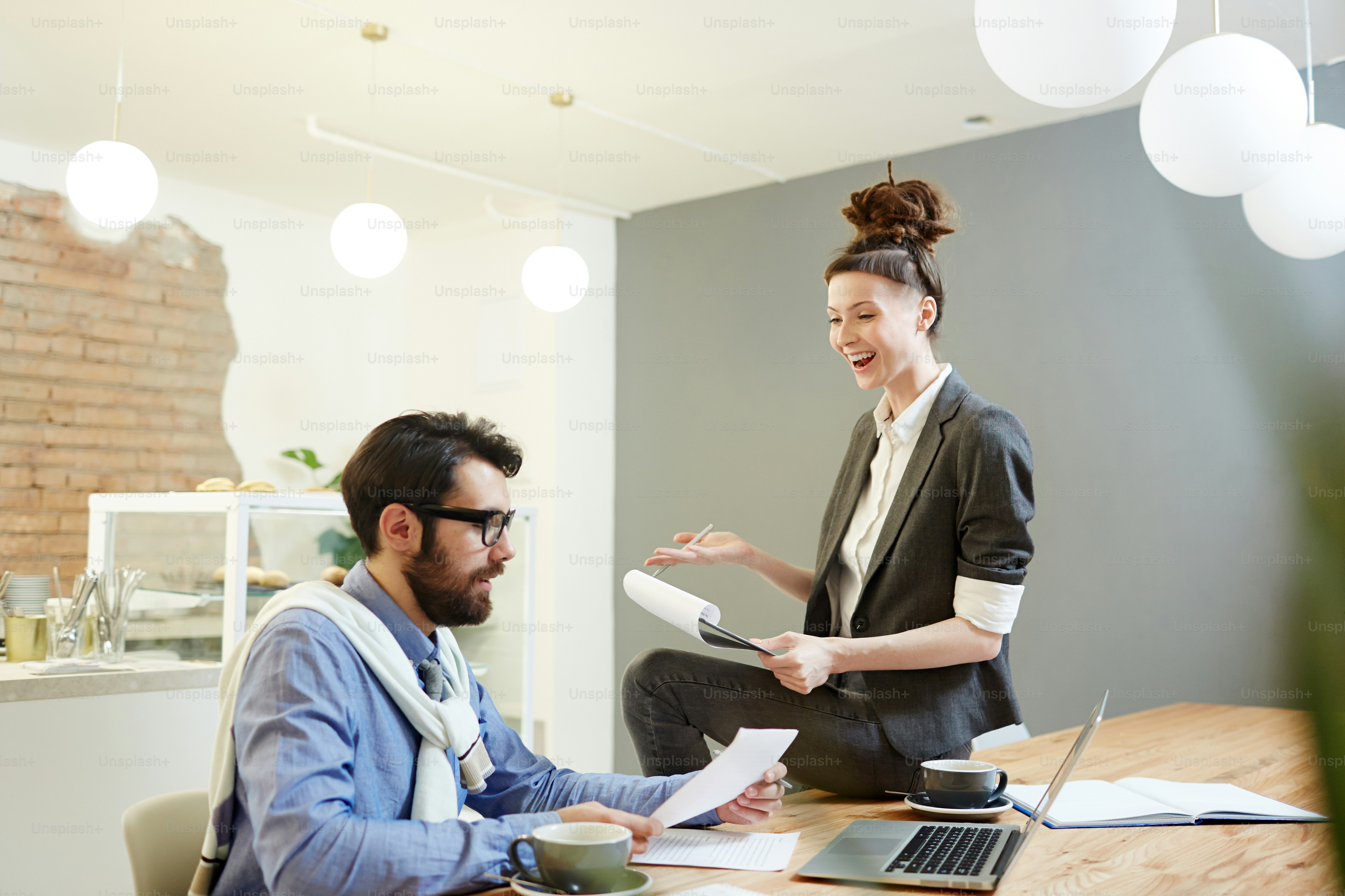 Bonita asistente con un documento explicando a su colega su opinión ...