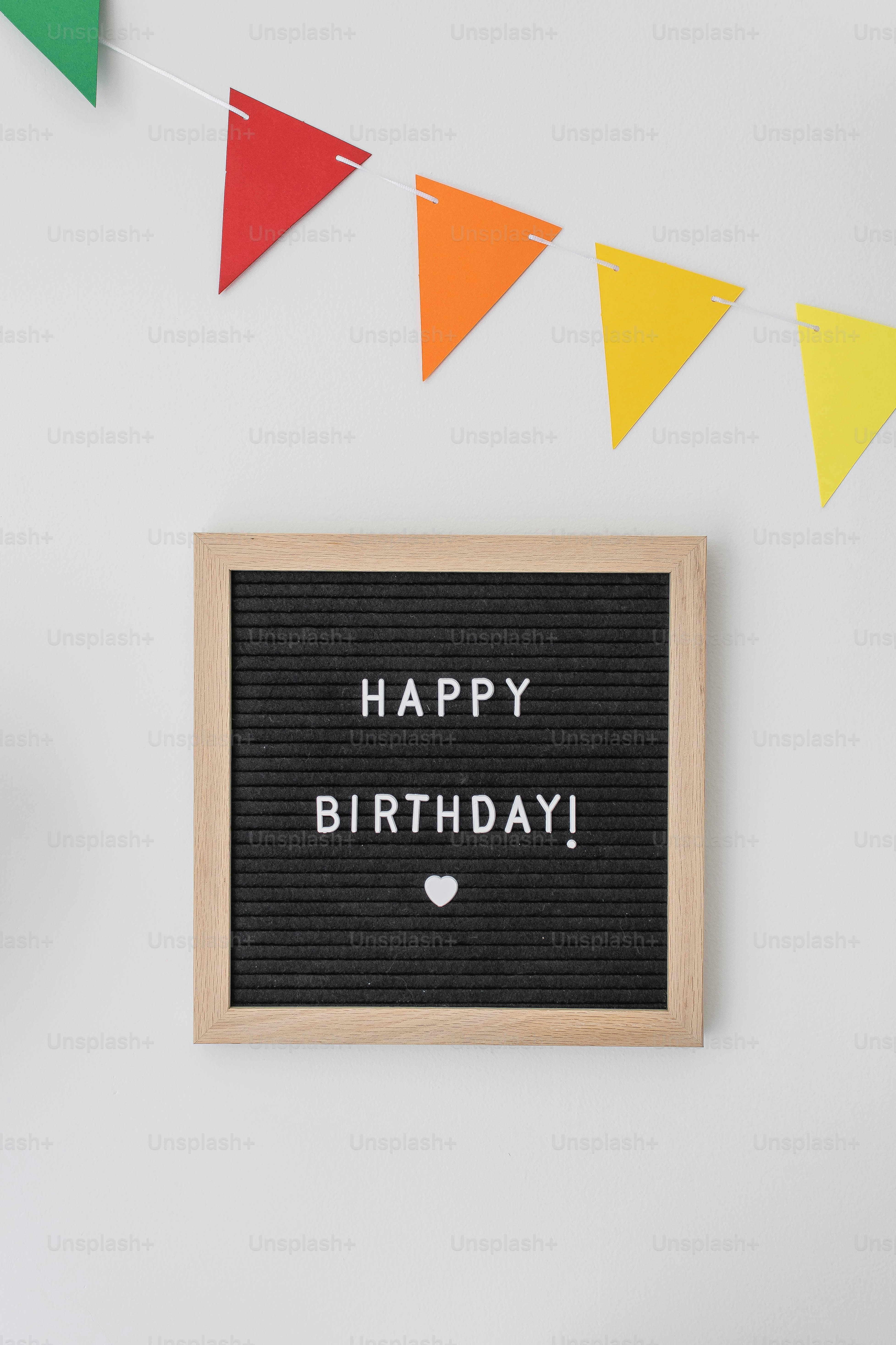 Une pancarte de joyeux anniversaire accrochée au mur photo – Image de ...