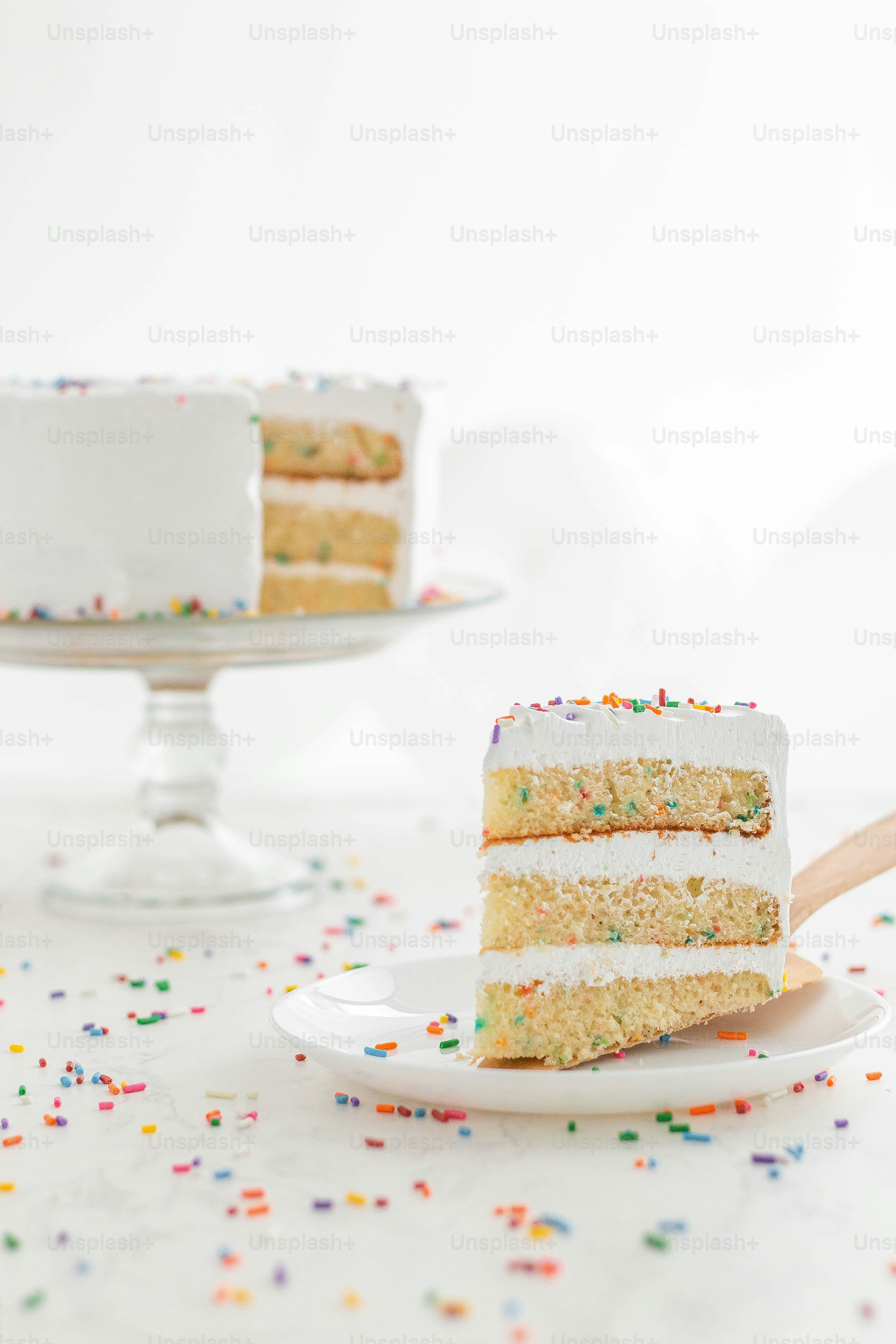 Une tranche de gâteau sur une assiette avec une cuillère en bois photo ...