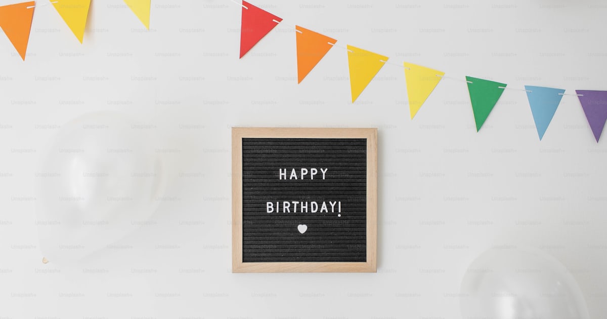 생일 축하 카드가 적힌 생일 카드 사진 Unsplash의 생일 메시지 이미지
