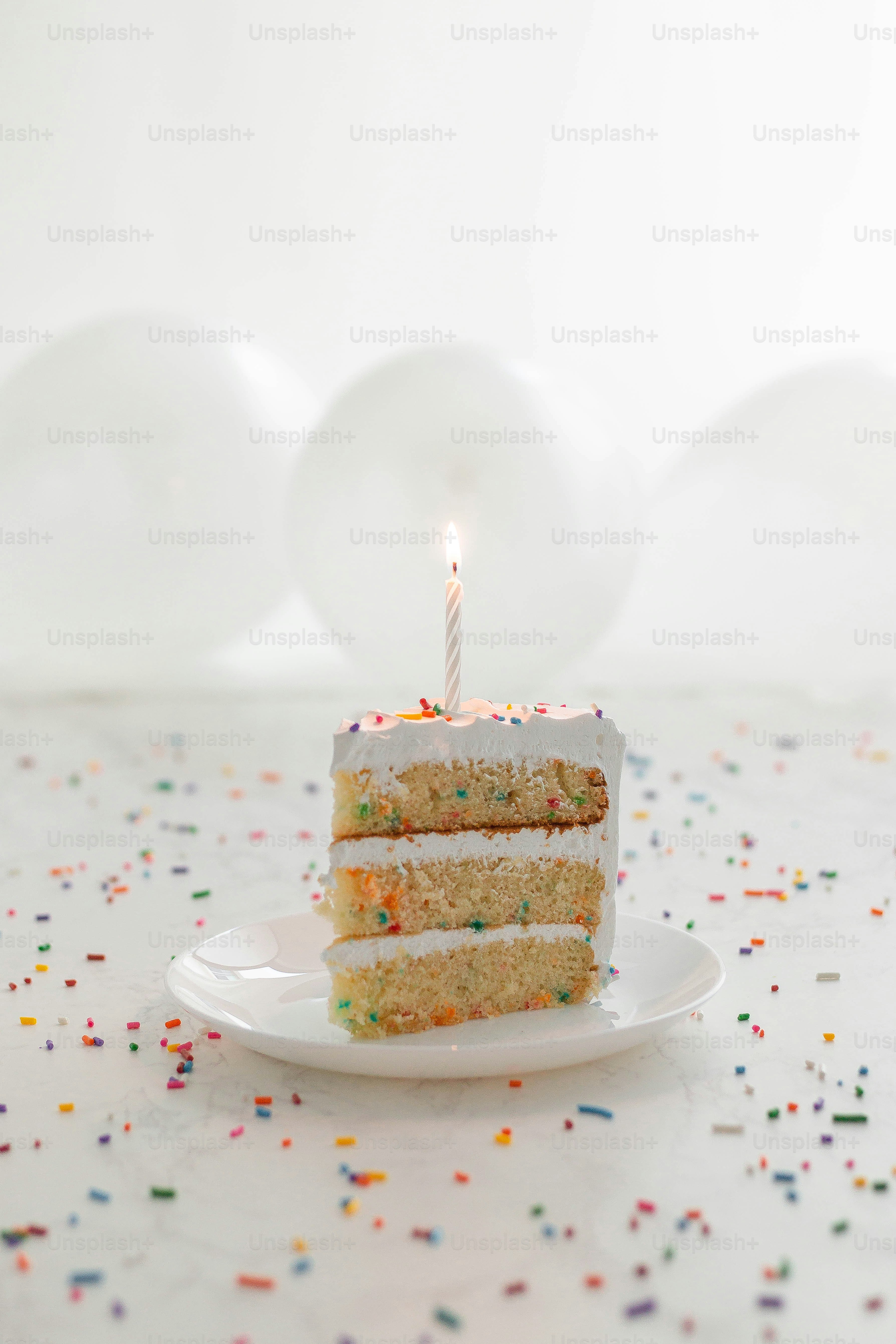 Foto Una rebanada de pastel con una vela encendida en un plato – Pastel ...