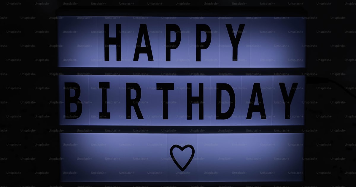 하트가 적힌 생일 축하 표지판 사진 Unsplash의 50번째 생일 이미지