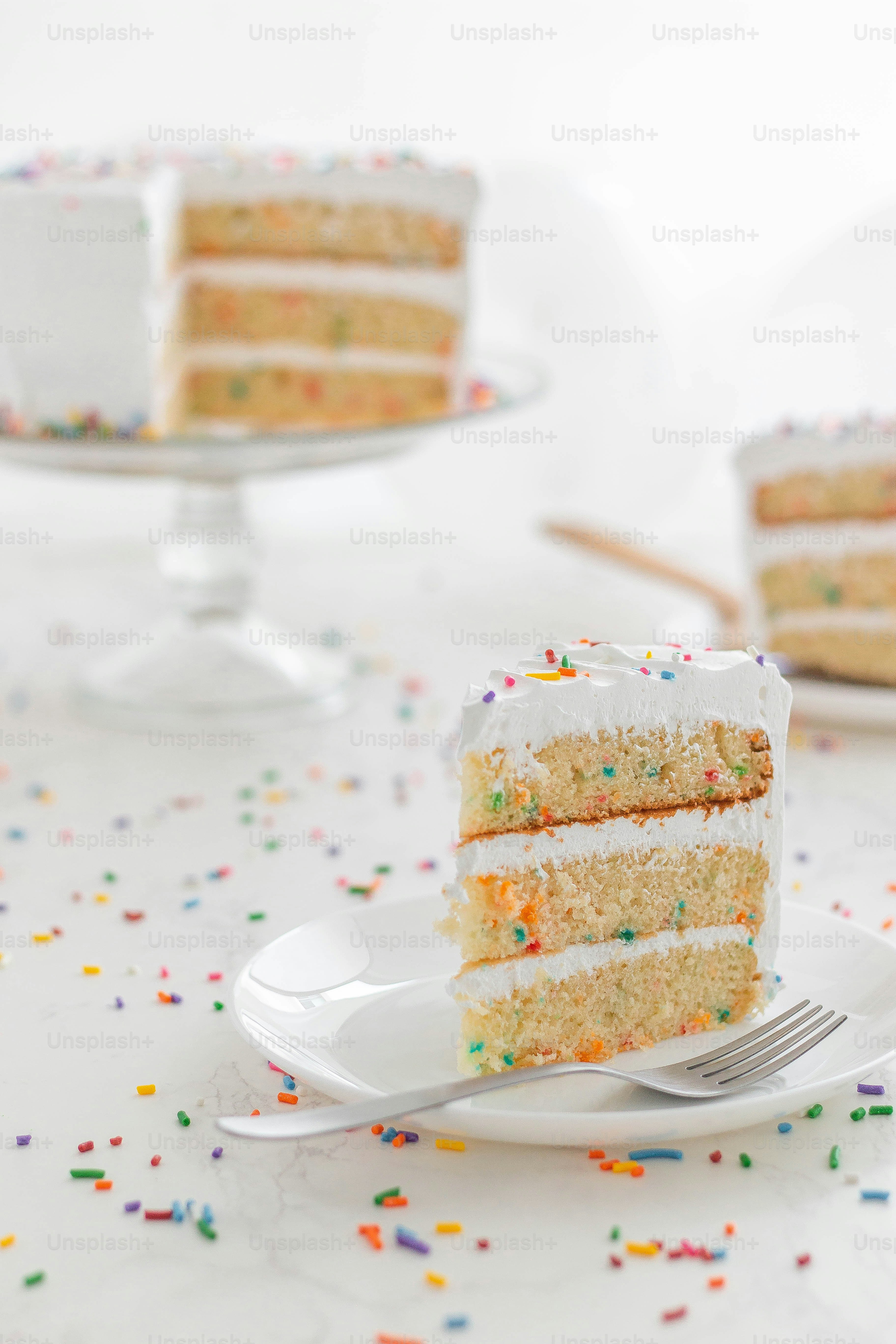 Una rebanada de pastel en un plato con un tenedor foto – Imagen de ...