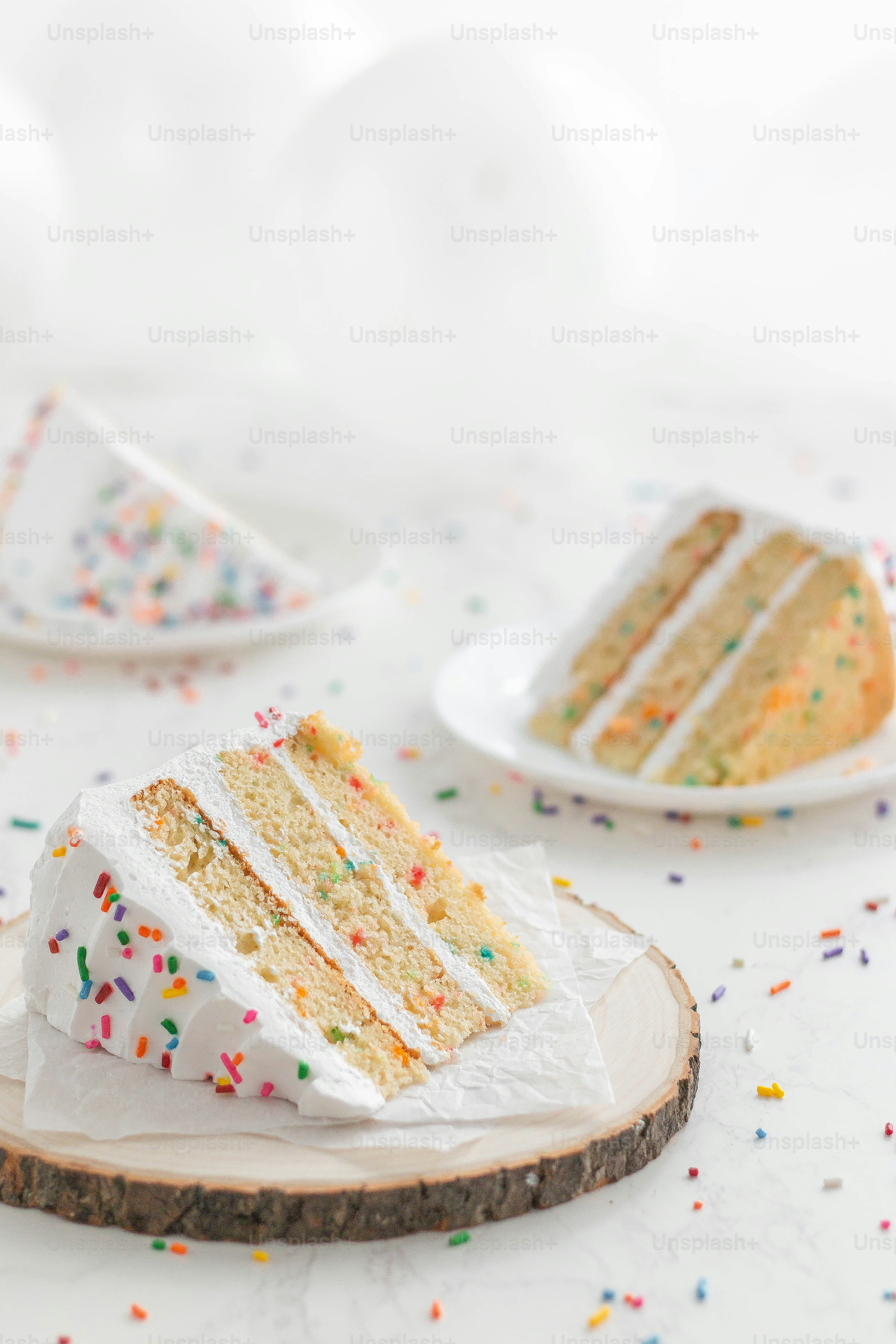 Une tranche de gâteau posée sur une assiette blanche photo – Gâteau ...