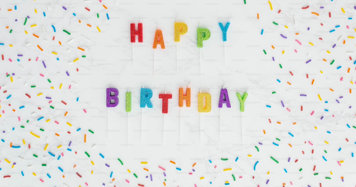 색색의 스프링클로 만든 생일 축하 메시지 사진 Unsplash의 생일 배경 이미지