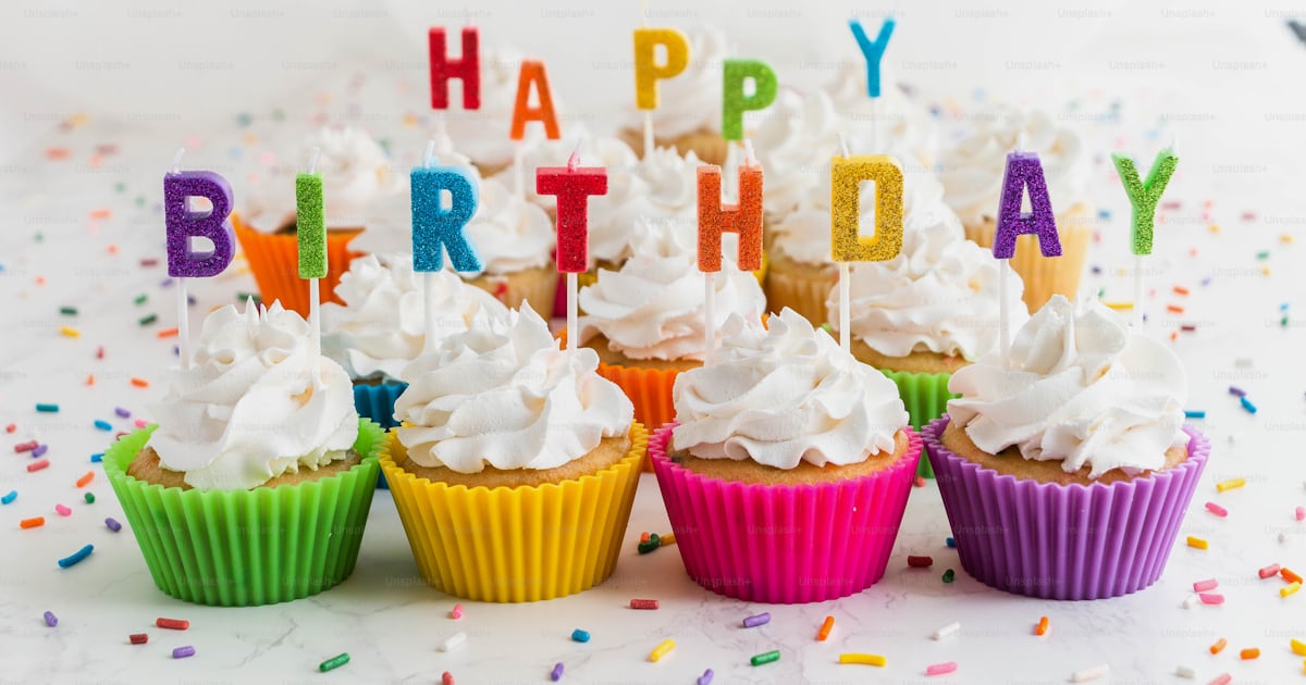 생일 축하한다고 적힌 촛불이 있는 컵케이크 그룹 사진 Unsplash의 생일 컵케익 이미지