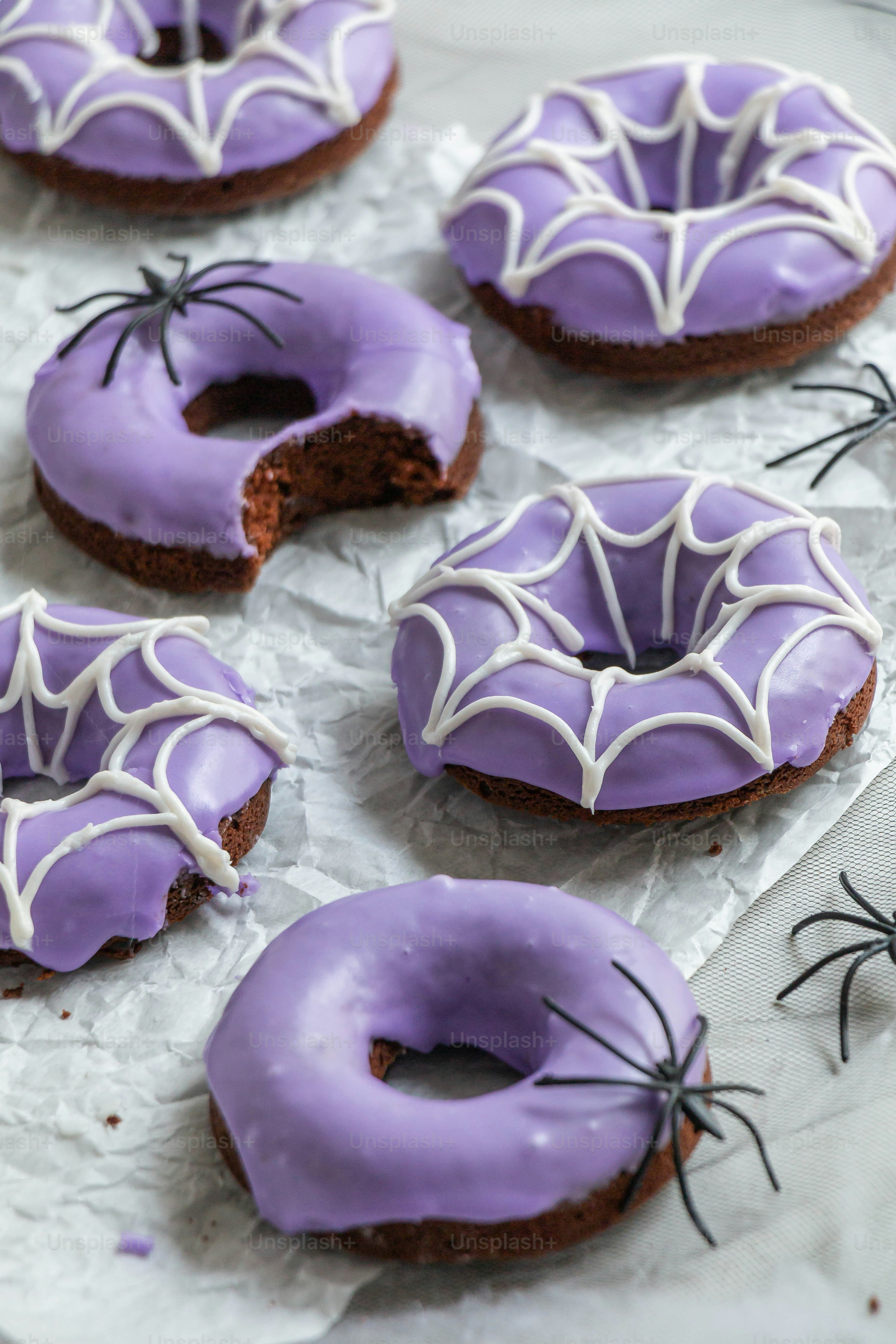 Foto Un plato de donas esmeriladas moradas con chispas blancas – Fondo ...