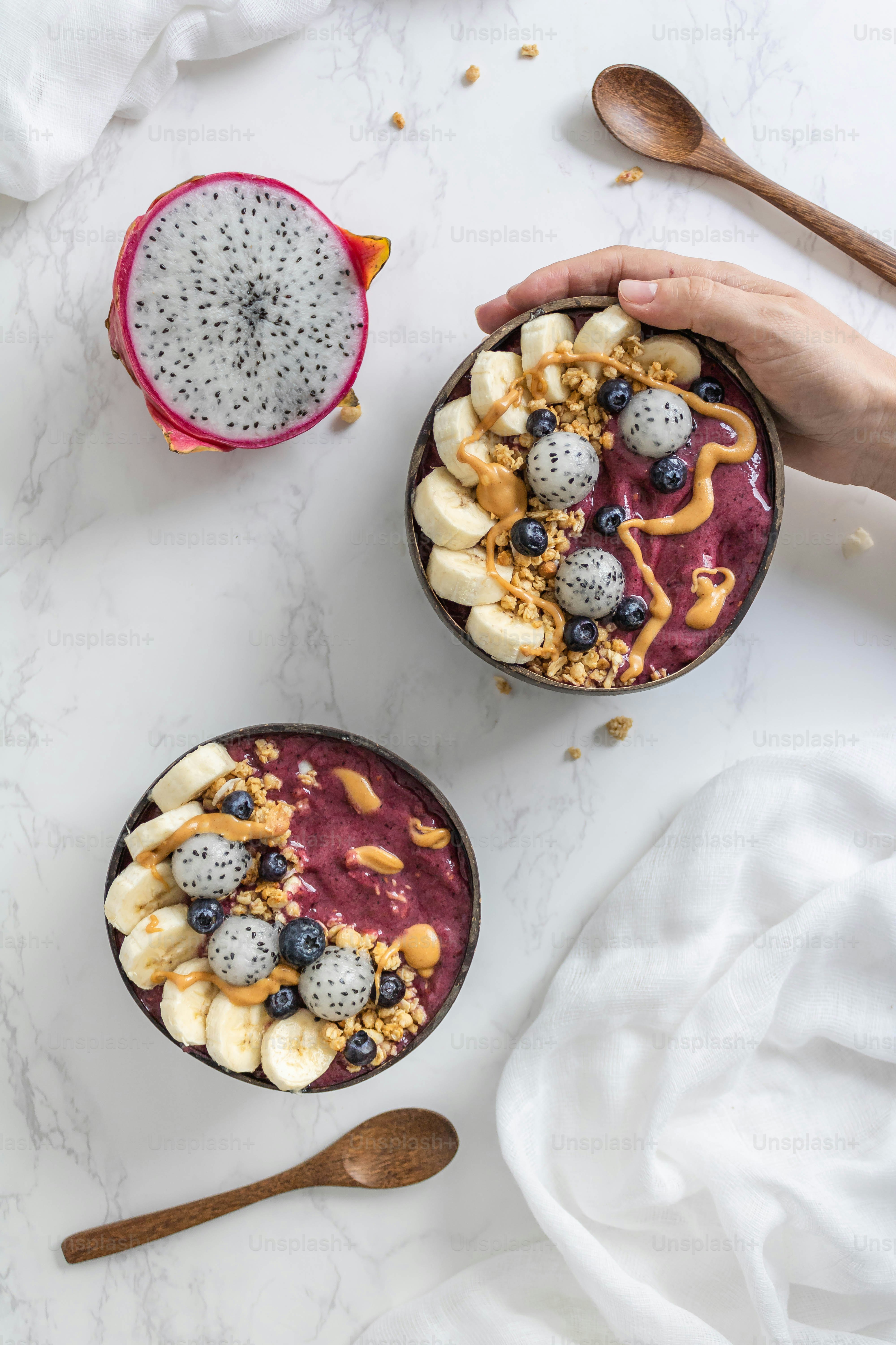 Dos tazones llenos de fruta y nueces encima de una mesa foto – Imagen ...