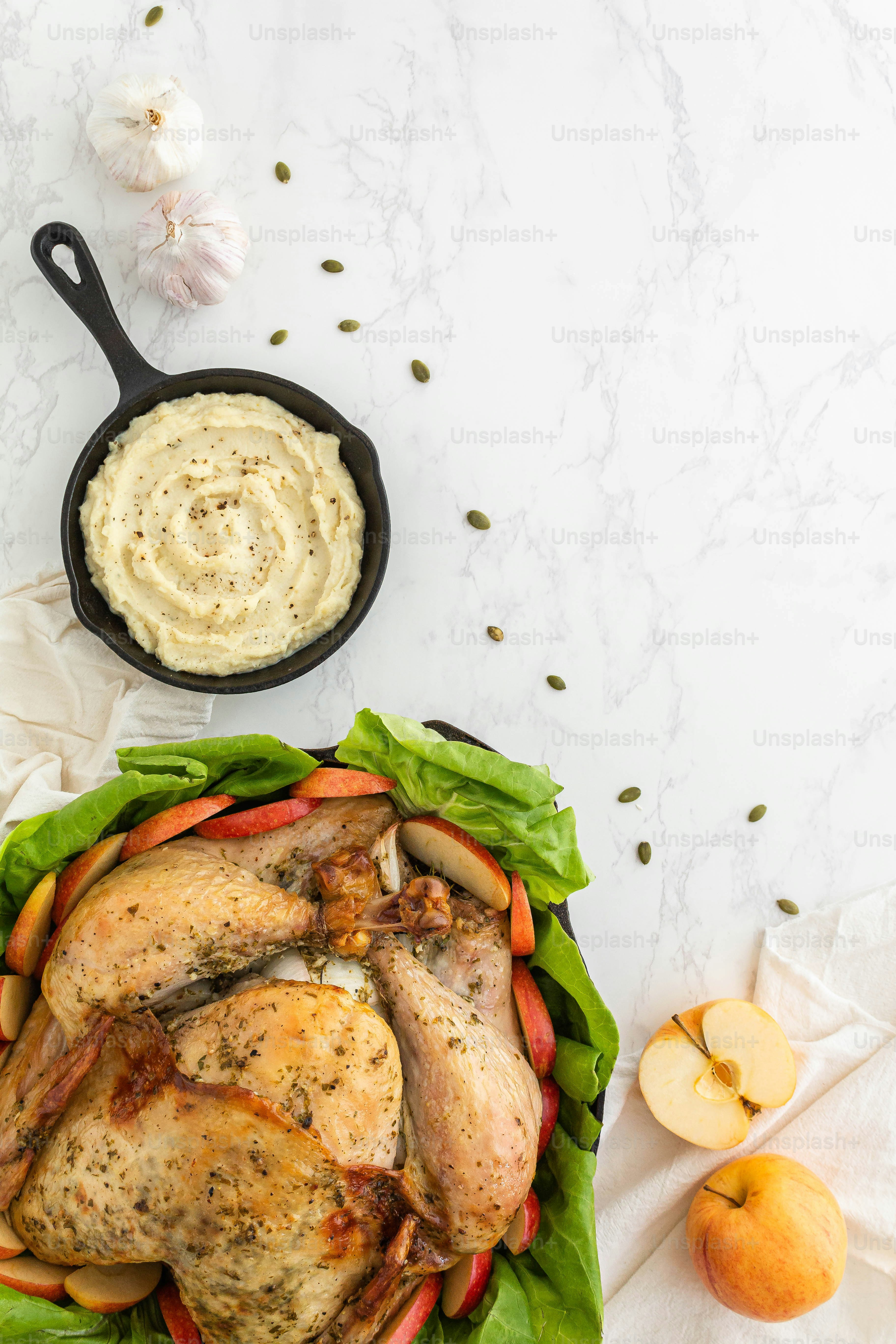 Un plato de pollo y verduras con un tazón de aderezo ranchero foto ...