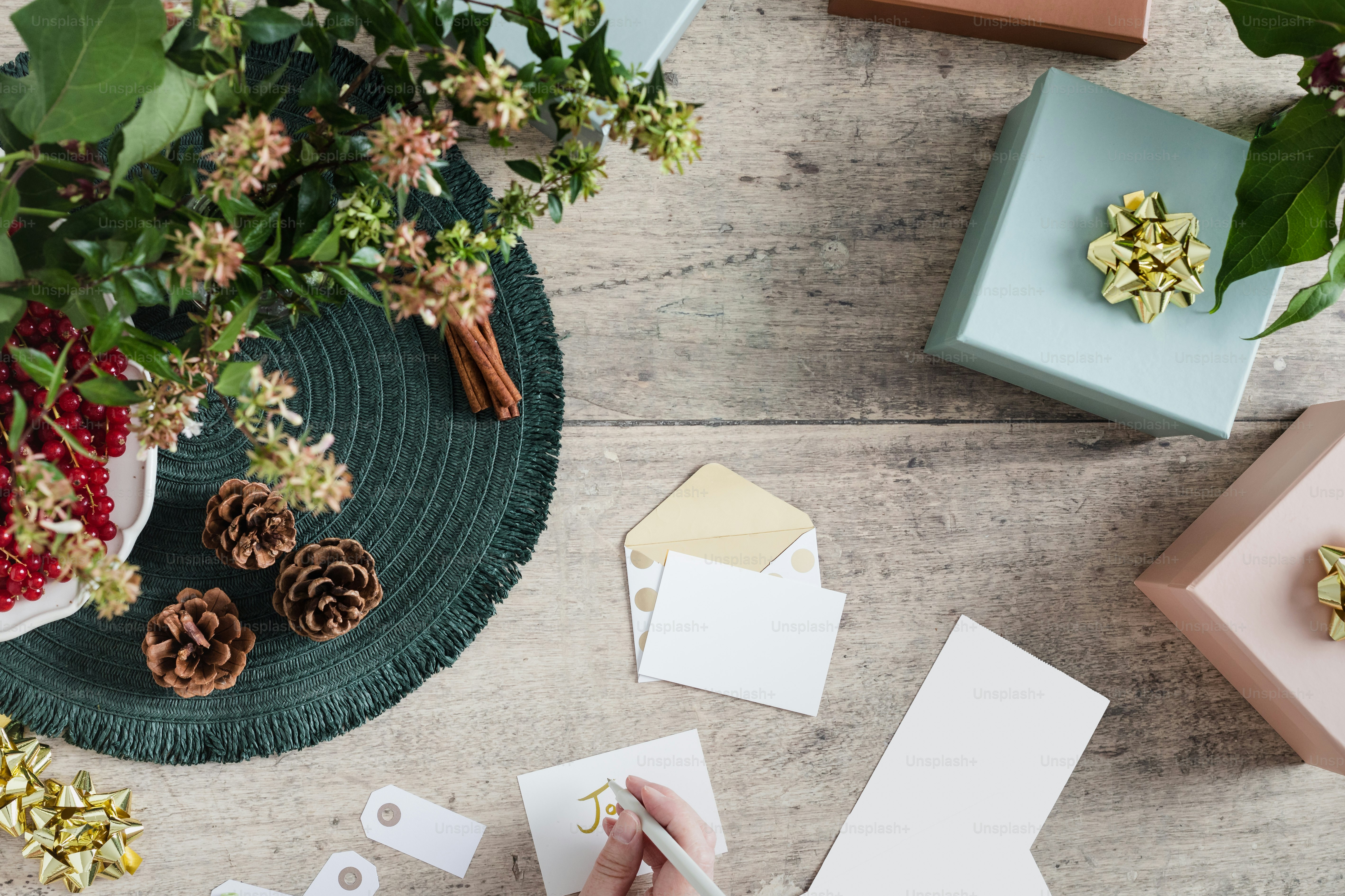 Cards Present Pictures | Download Free Images on Unsplash