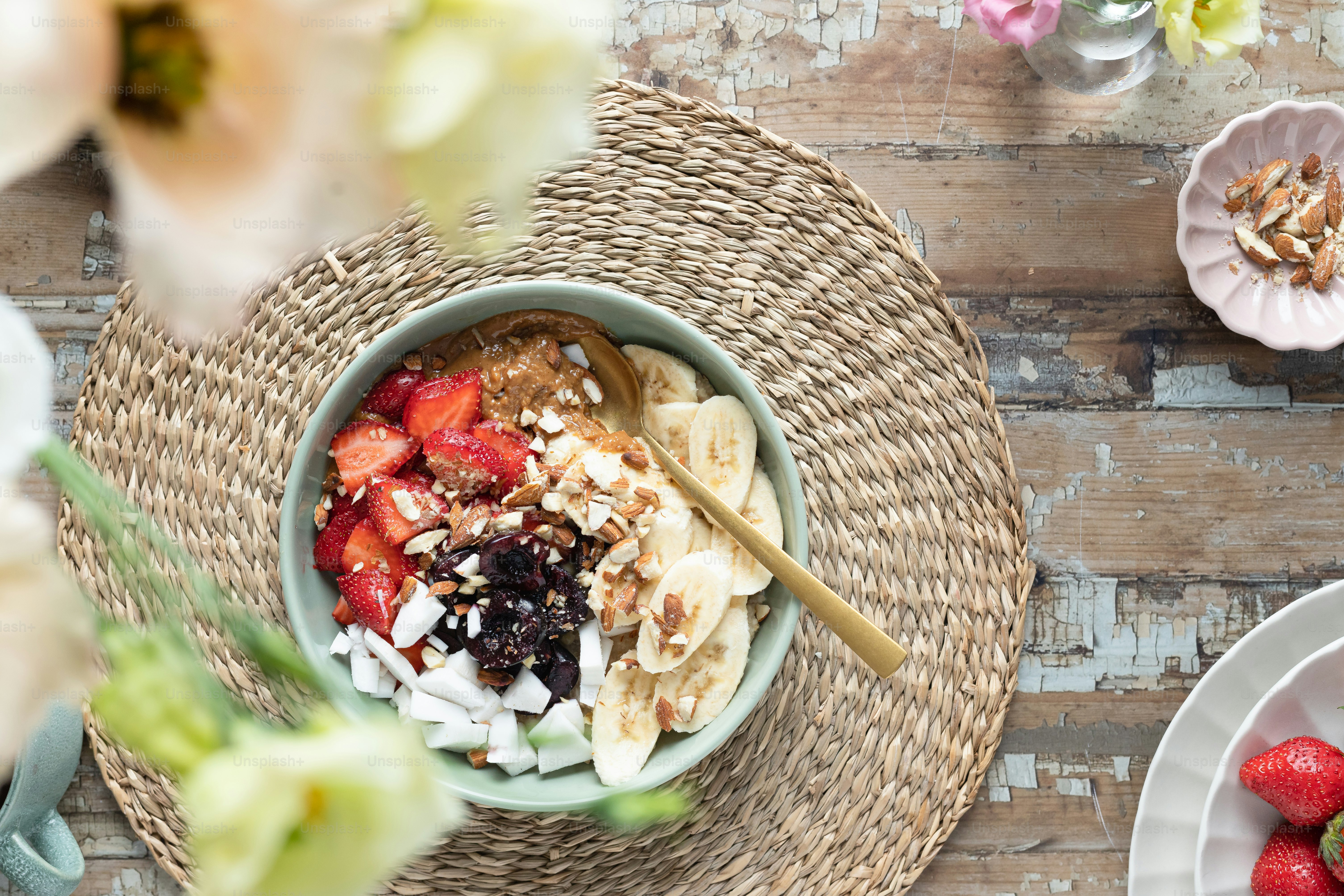 Un tazón de fruta y cereal en una mesa foto – Imagen de Víveres en Unsplash