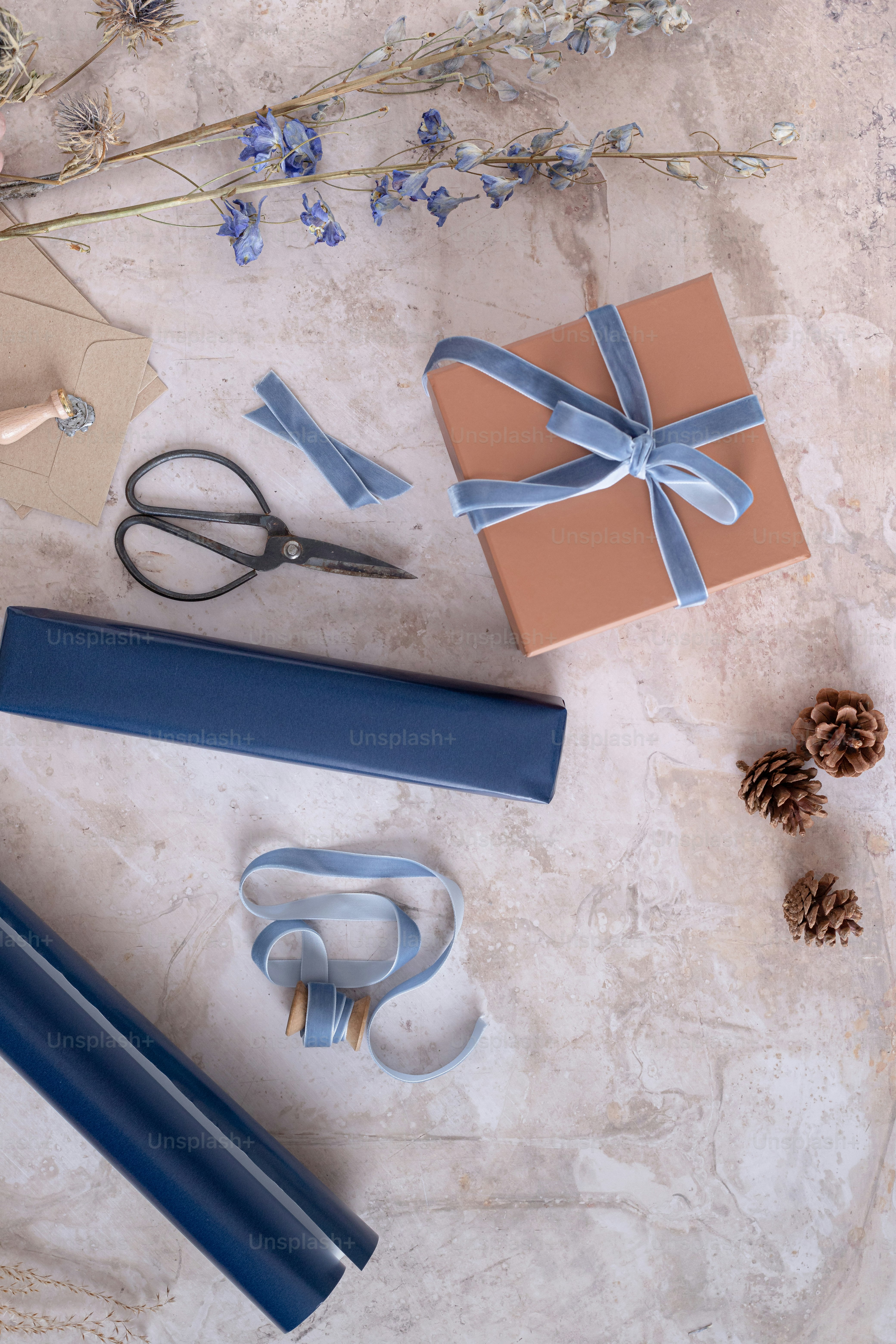 Un tas d’éléments qui sont sur une table photo – Cadeau Photo sur Unsplash