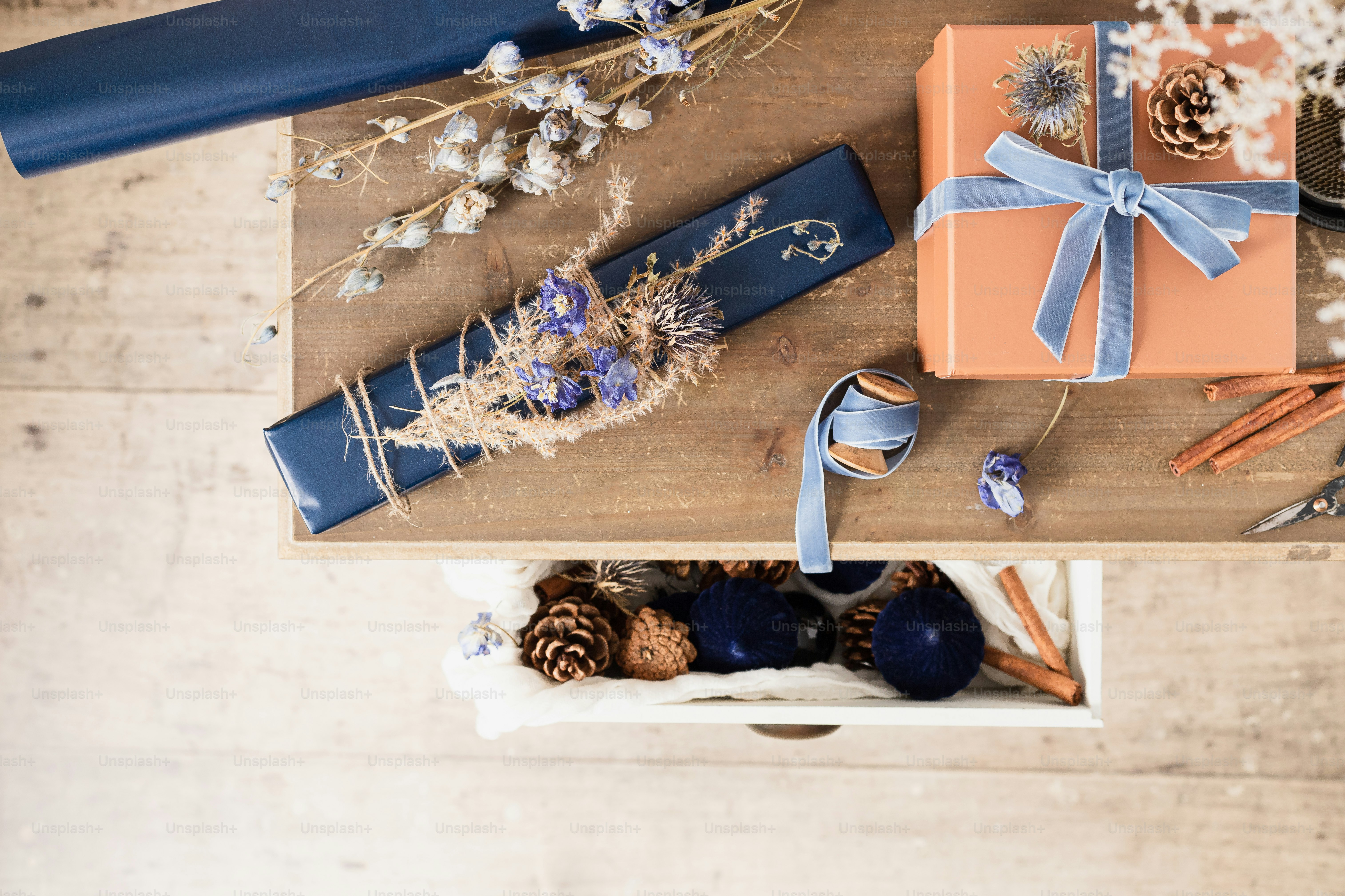 Foto Una mesa de madera cubierta con muchos regalos – Regalo Imagen en ...