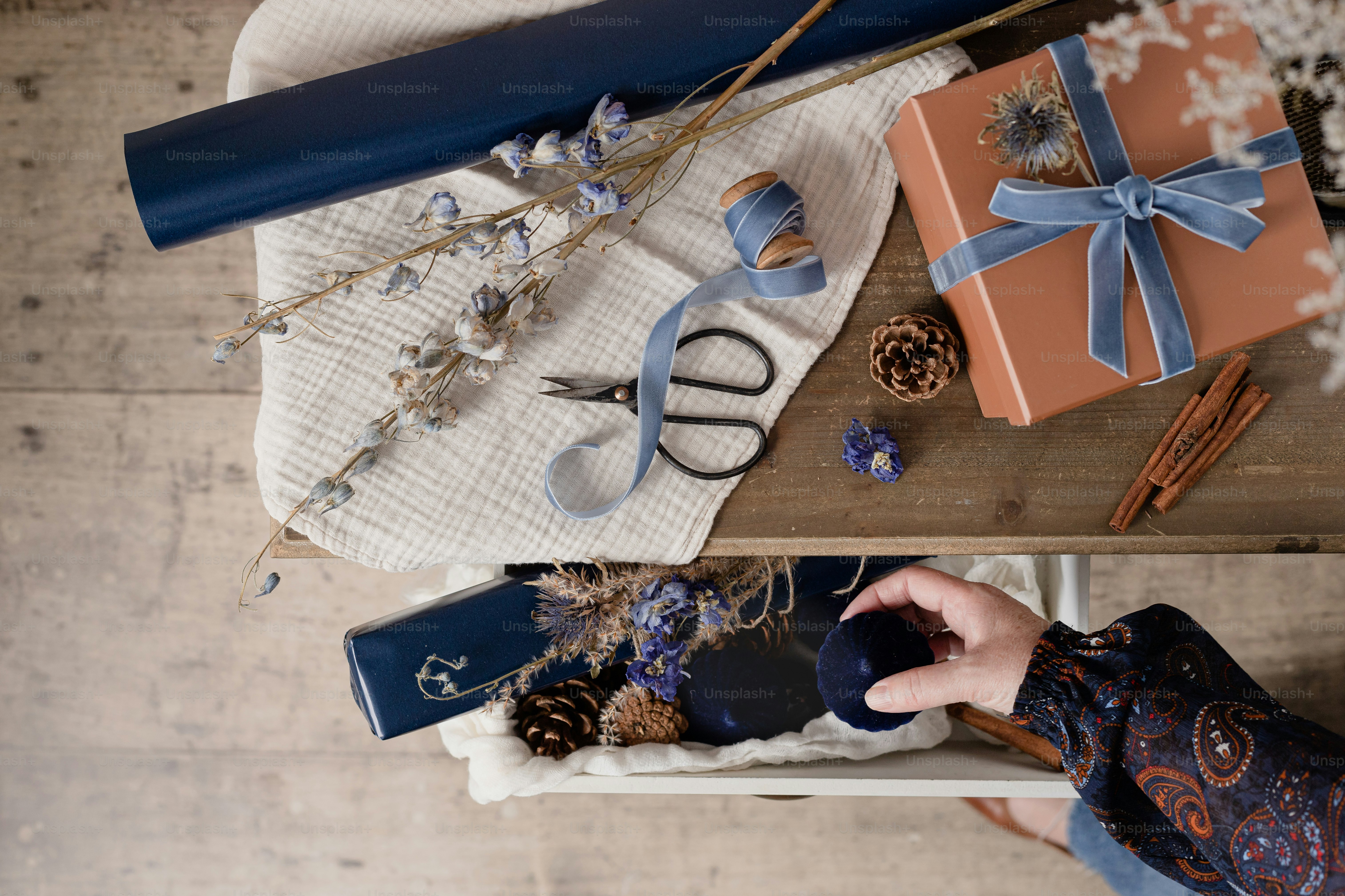 50,000+ Wrapping Paper Pictures | Download Free Images on Unsplash