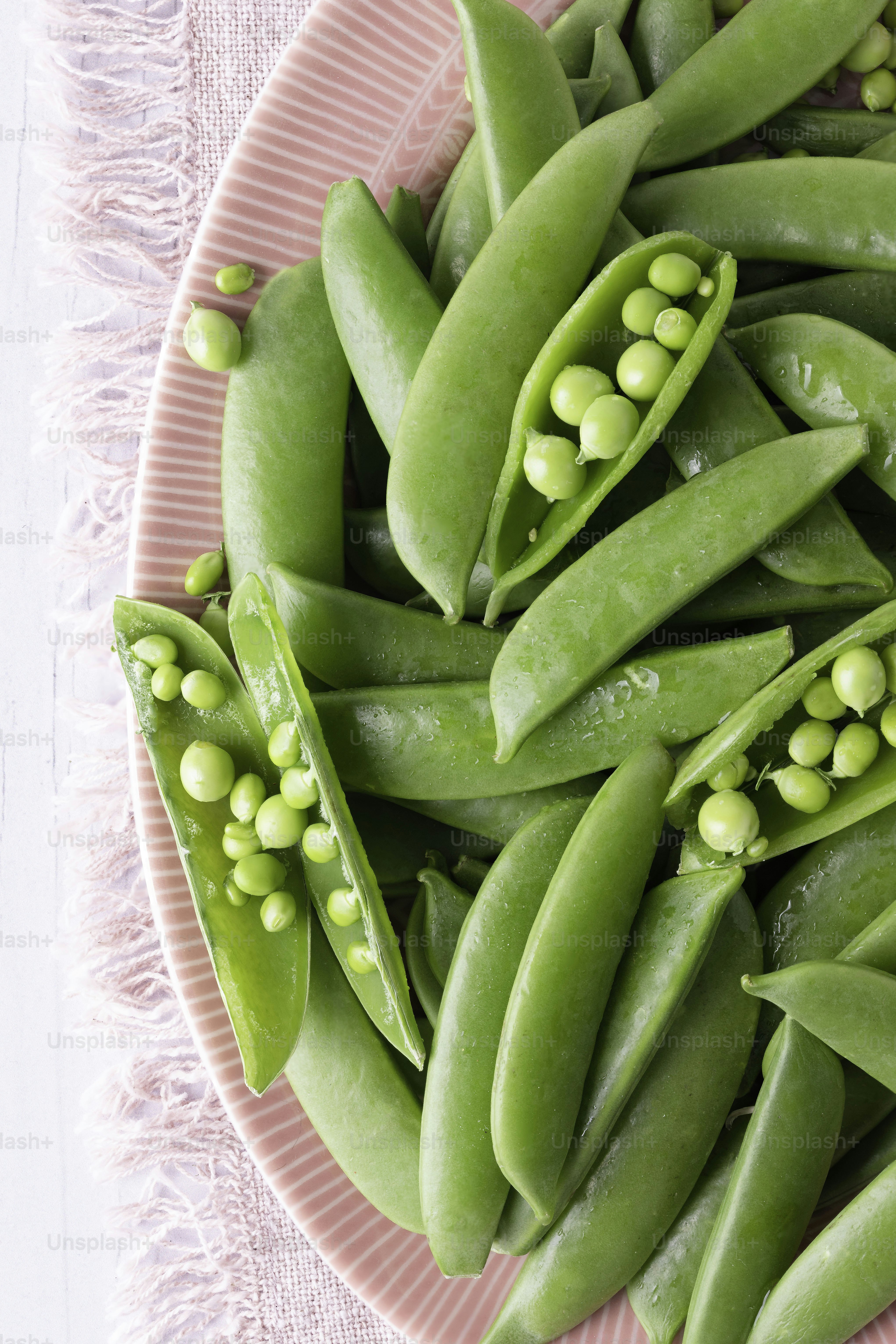 A pink plate topped with peas and peas photo – Healthy food Image on ...