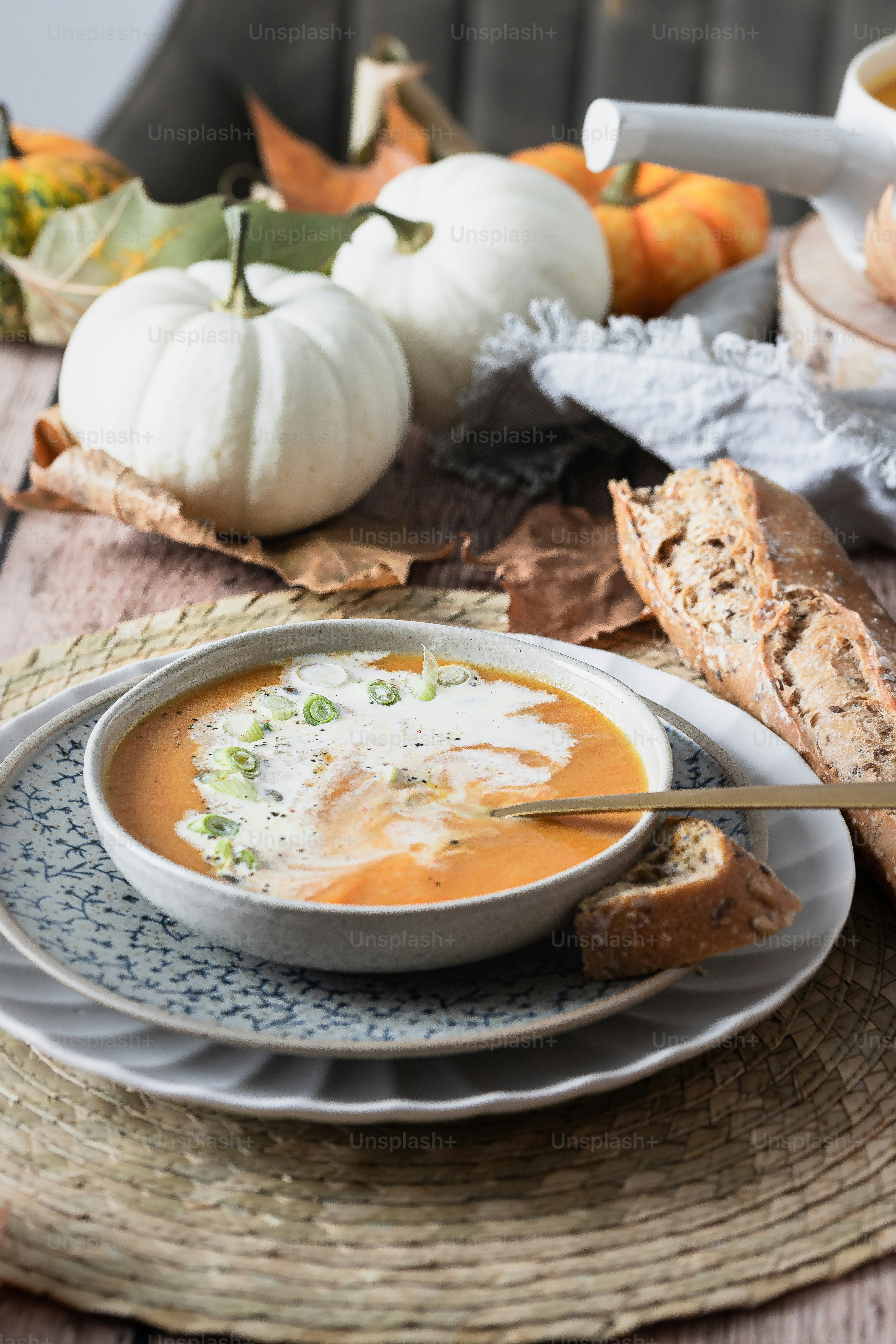 Eine Schüssel Suppe auf einem Teller auf einem Tisch Foto – Bild zum ...