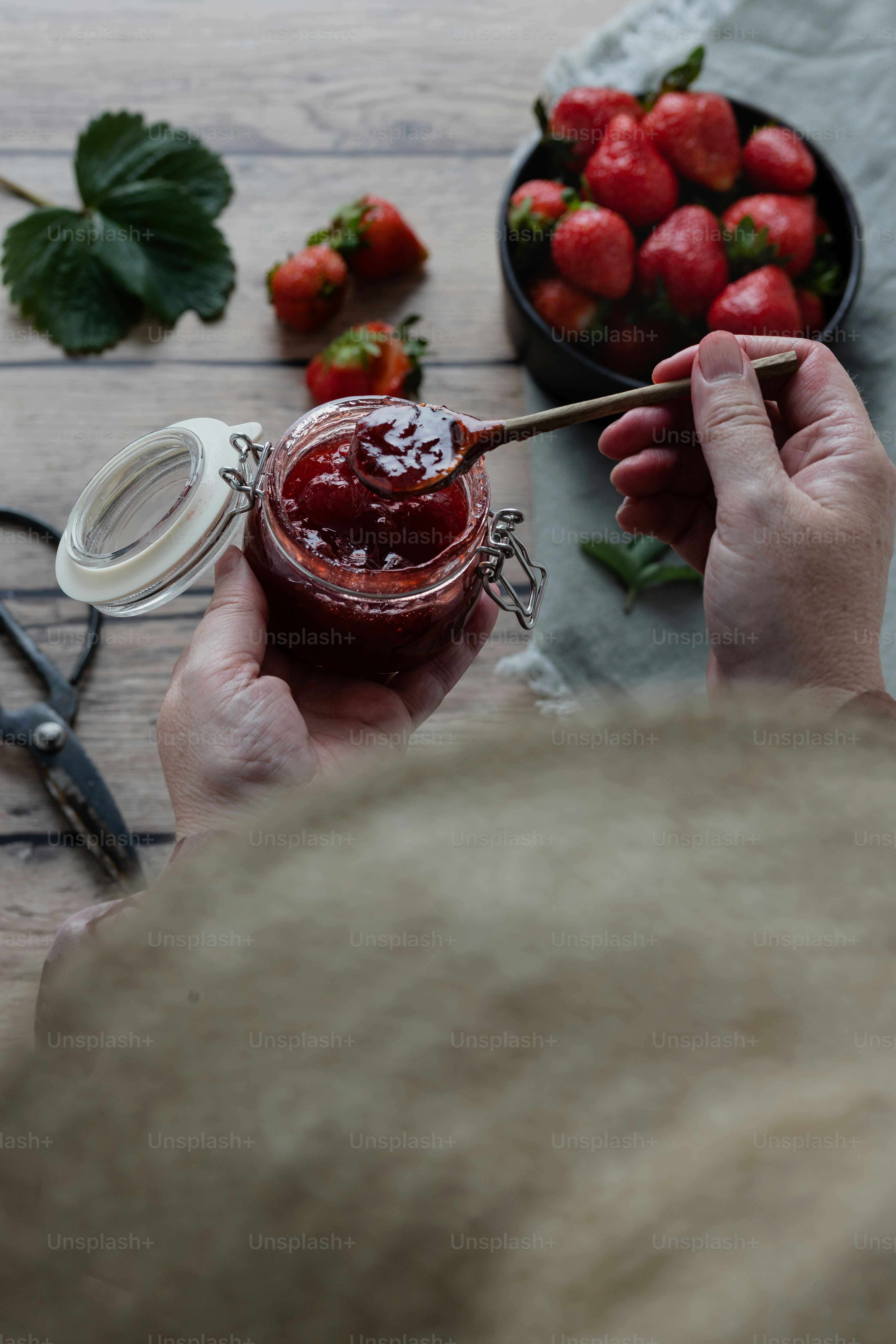 Une personne tenant un pot de confiture de fraises photo – Confiture ...