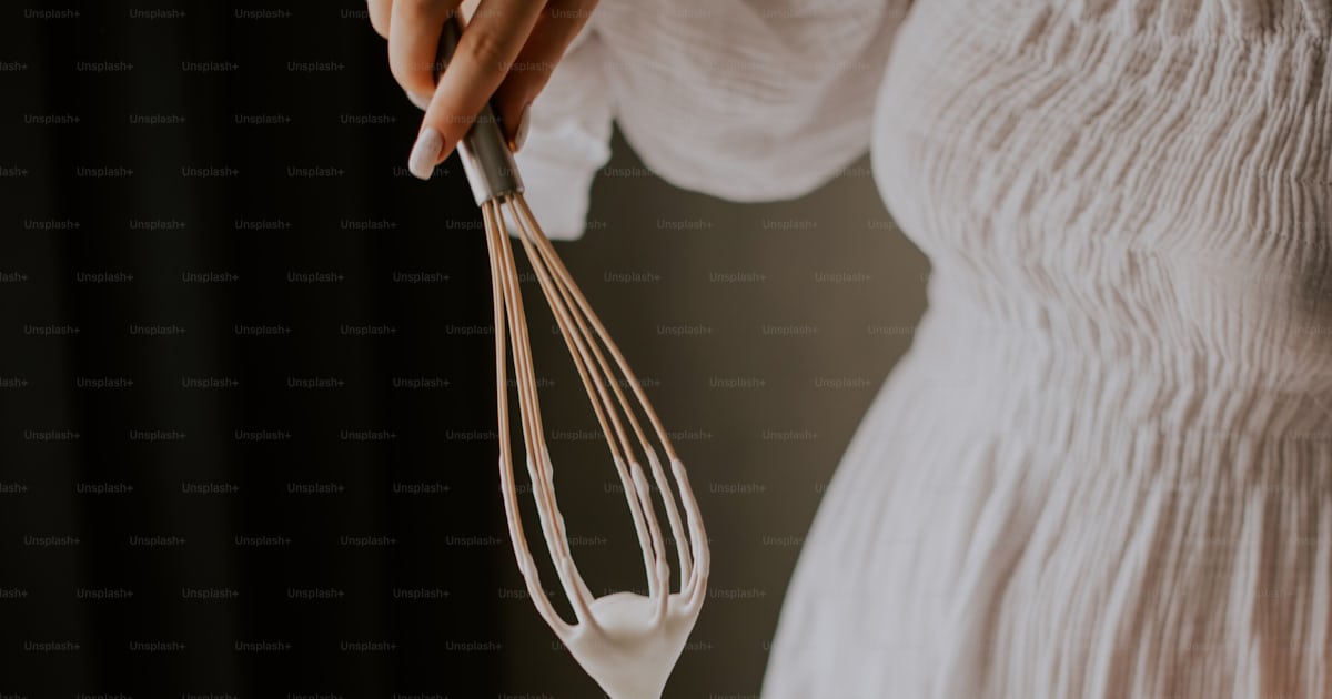 하얀 드레스를 입은 여자가 속삭이는 소리로 그릇을 휘젓고 있다 사진 Unsplash의 베이킹 이미지