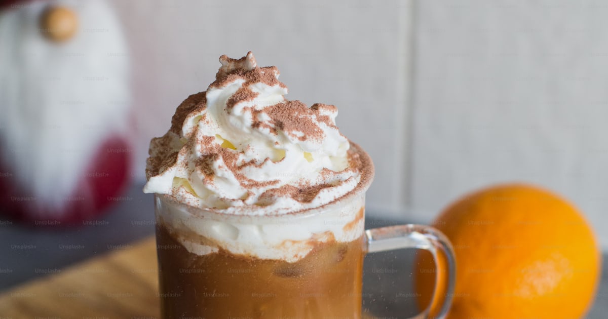 Une Tasse De Chocolat Chaud Avec De La Crème Fouettée Photo Crème
