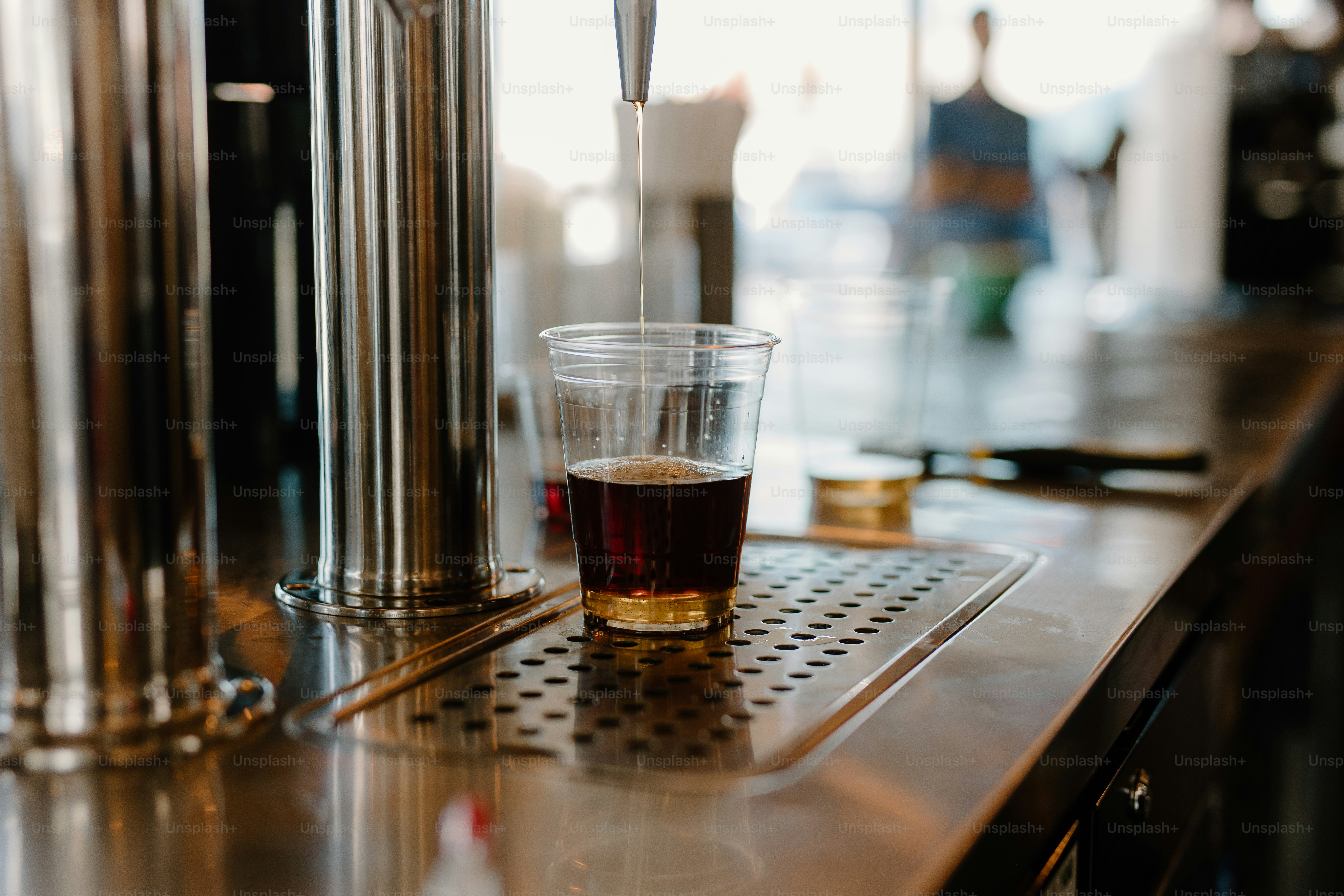 Un trago de alcohol que se vierte en un vaso foto – Imagen de Cerveza ...