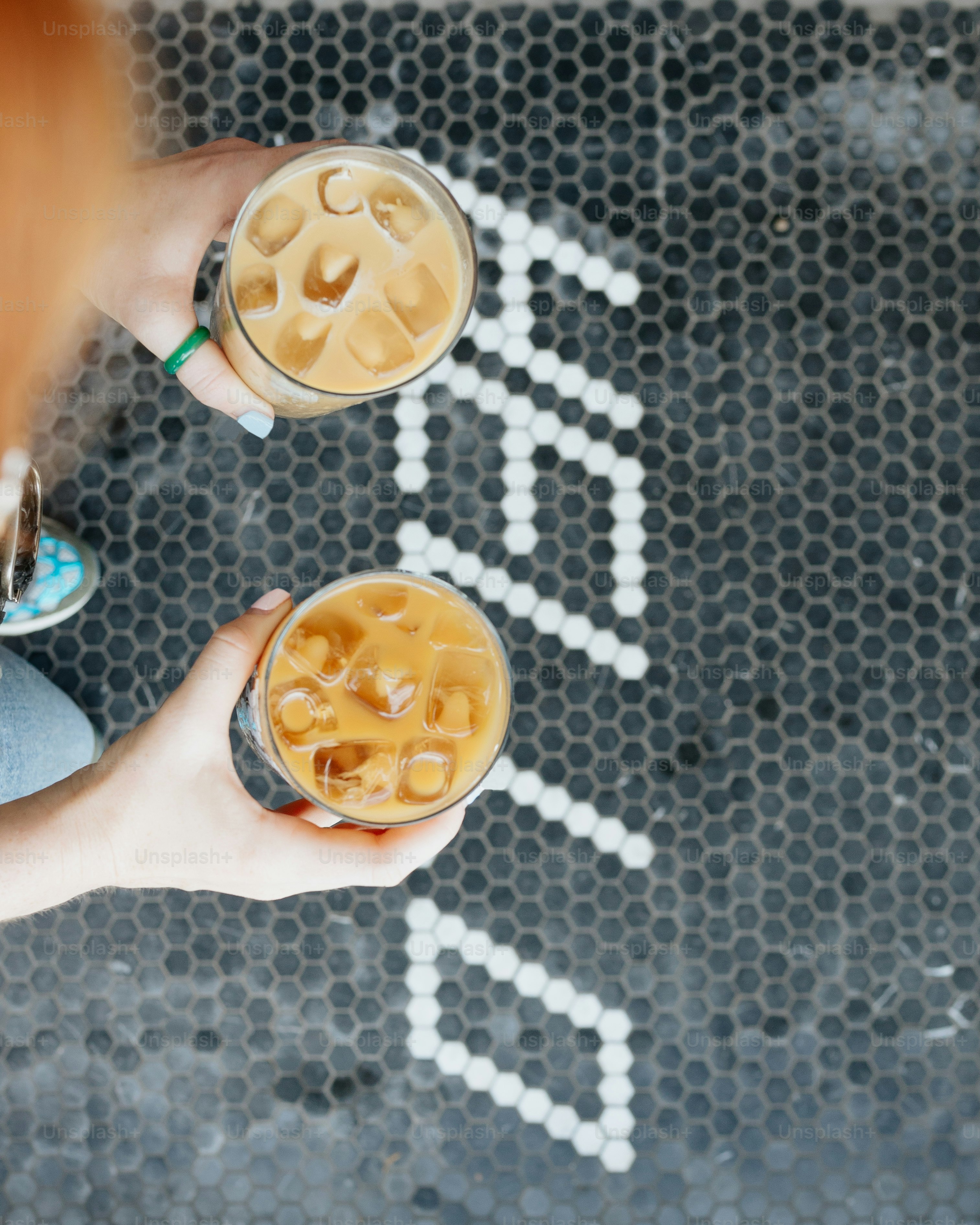 A couple of people that are holding some drinks photo – Drink Image on ...