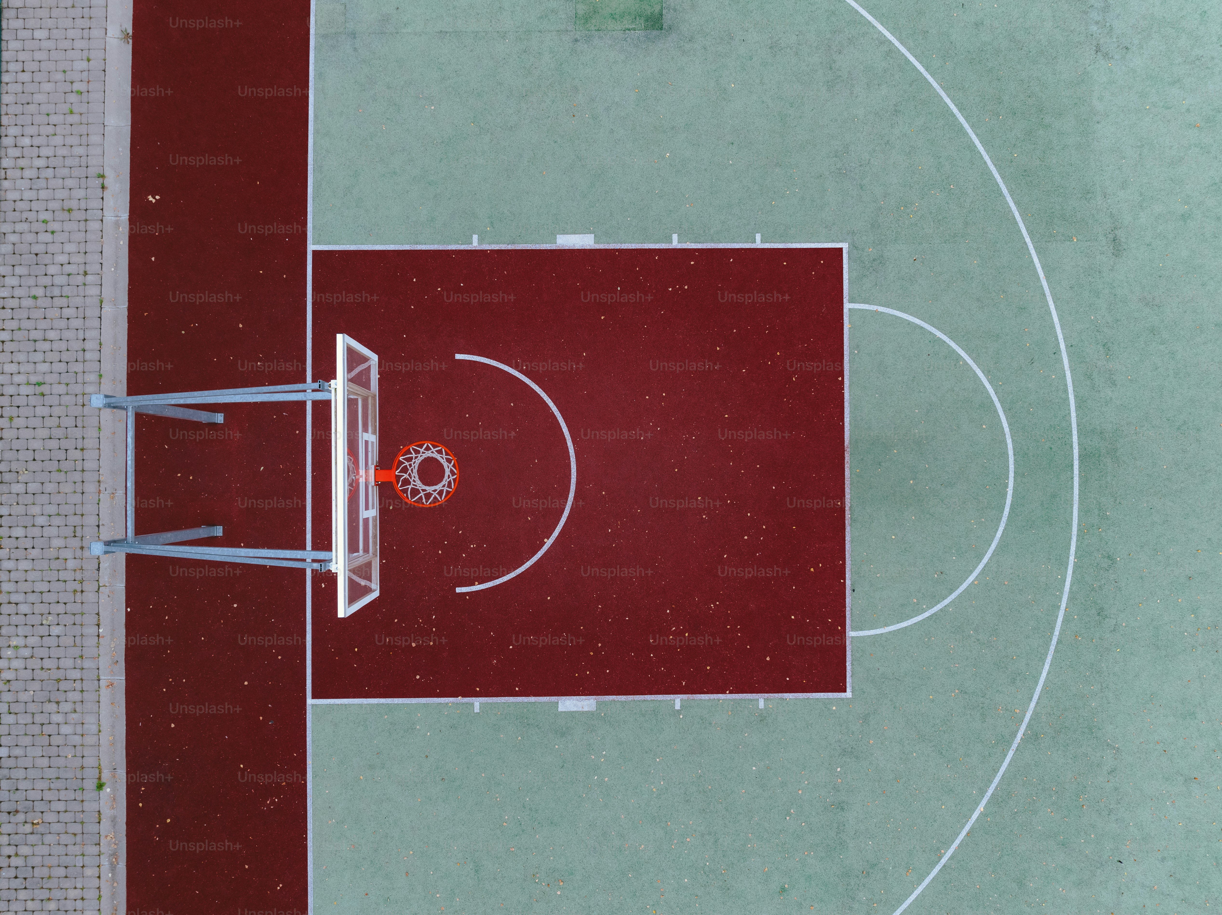 An overhead view of a basketball court with a basketball hoop photo ...