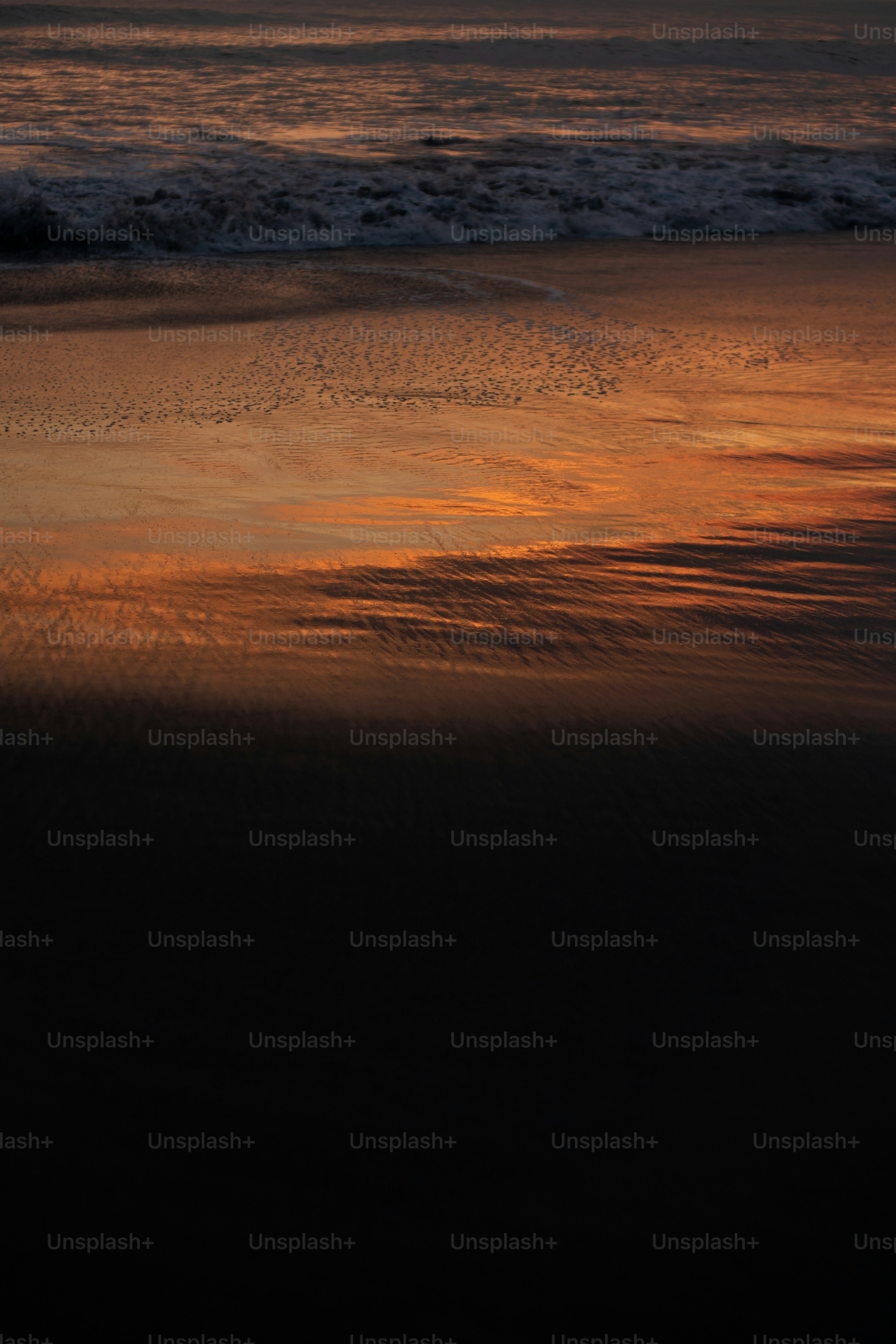 Foto Seseorang mengendarai papan selancar di atas ombak di lautan ...