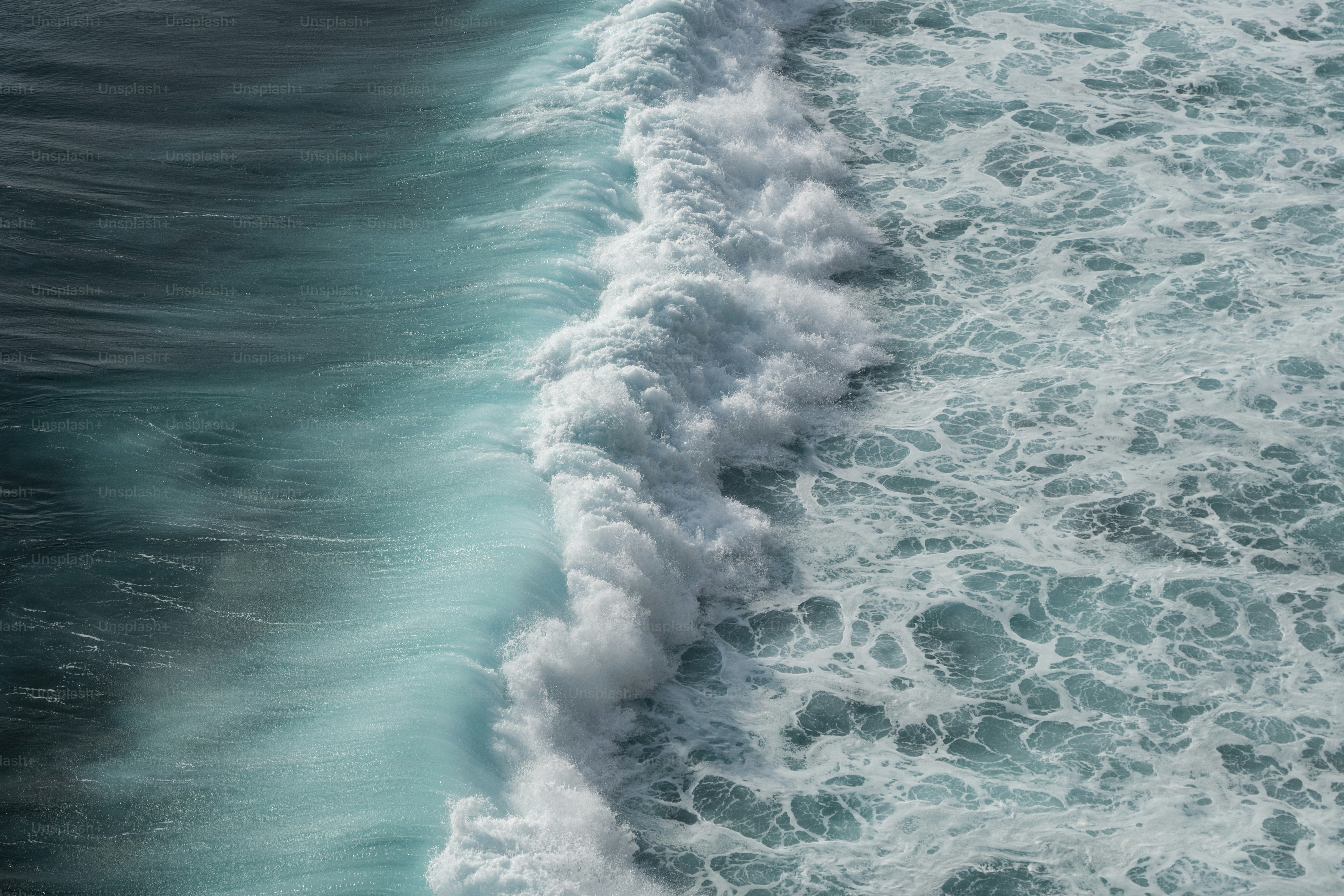 A large wave is coming towards the shore photo – Bali Image on Unsplash