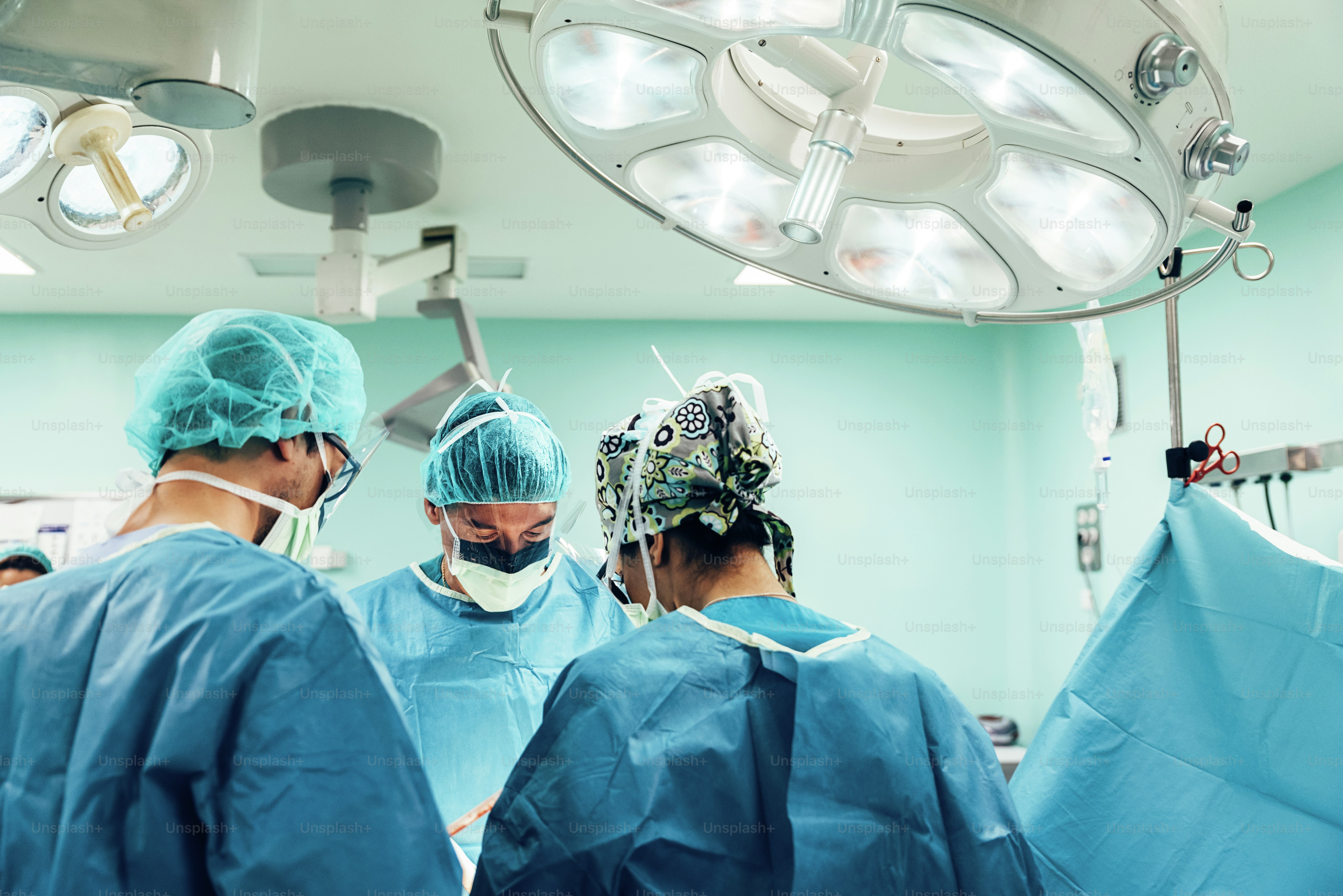 Foto Equipo de cirujanos operando. – Cirujano Imagen en Unsplash