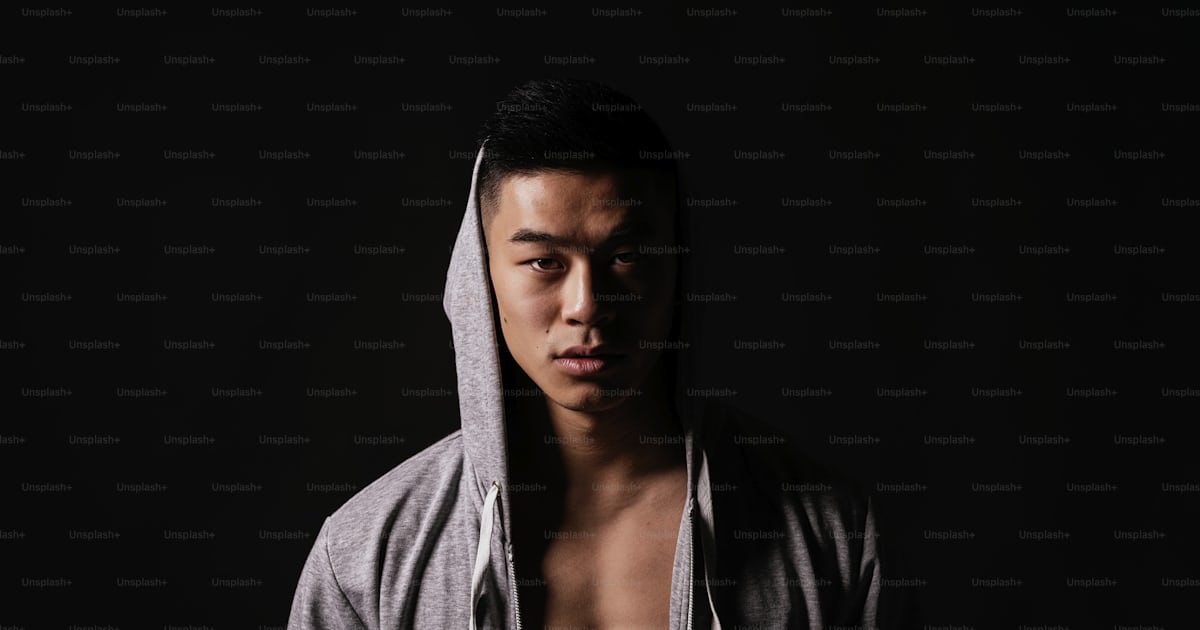 スポーツウェアを持つ若いアジア人の肖像画。挑戦的な姿勢。の写真 肖像画アジア人 Unsplashの写真