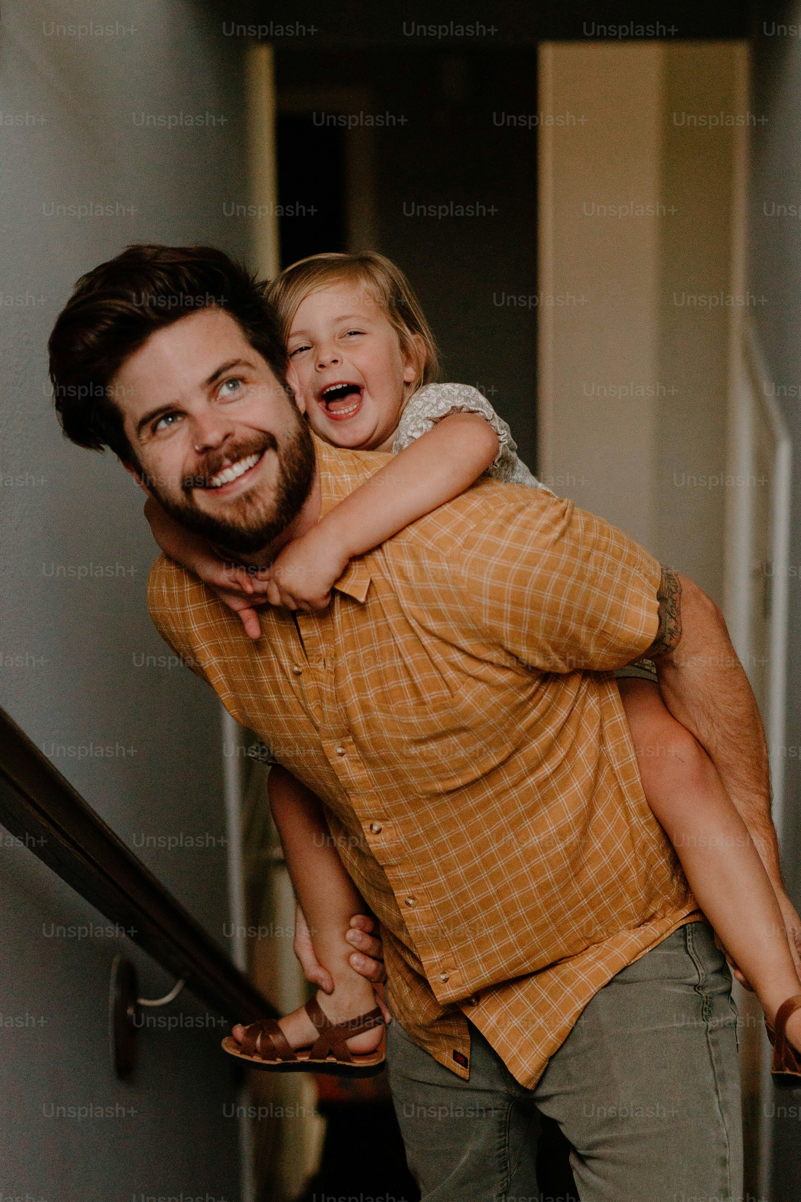 A man and a little girl hugging each other photo – Dad Image on Unsplash