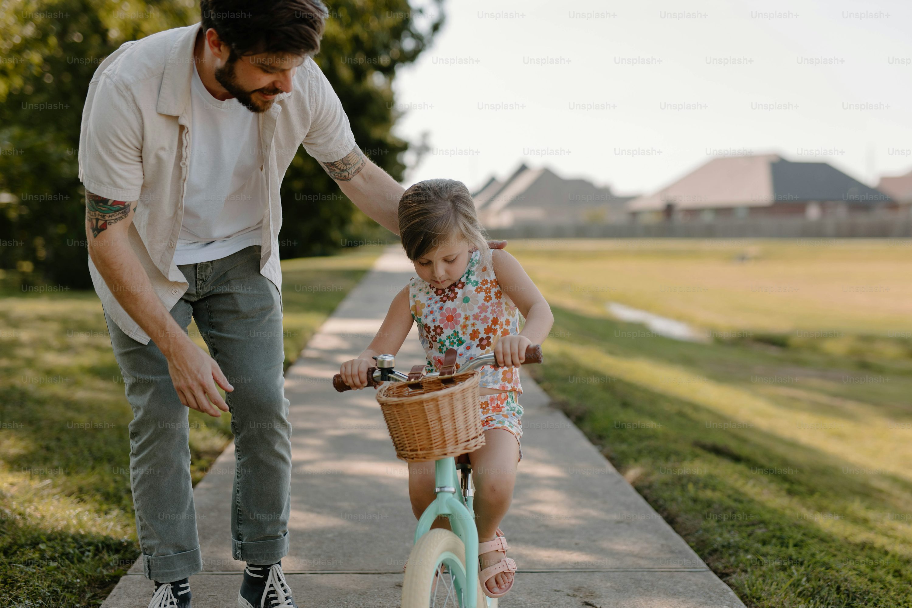 Un hombre enseñando a una niña a andar en bicicleta foto – Imagen de ... Un hombre enseñando a una niña a andar en bicicleta foto – Imagen de ...