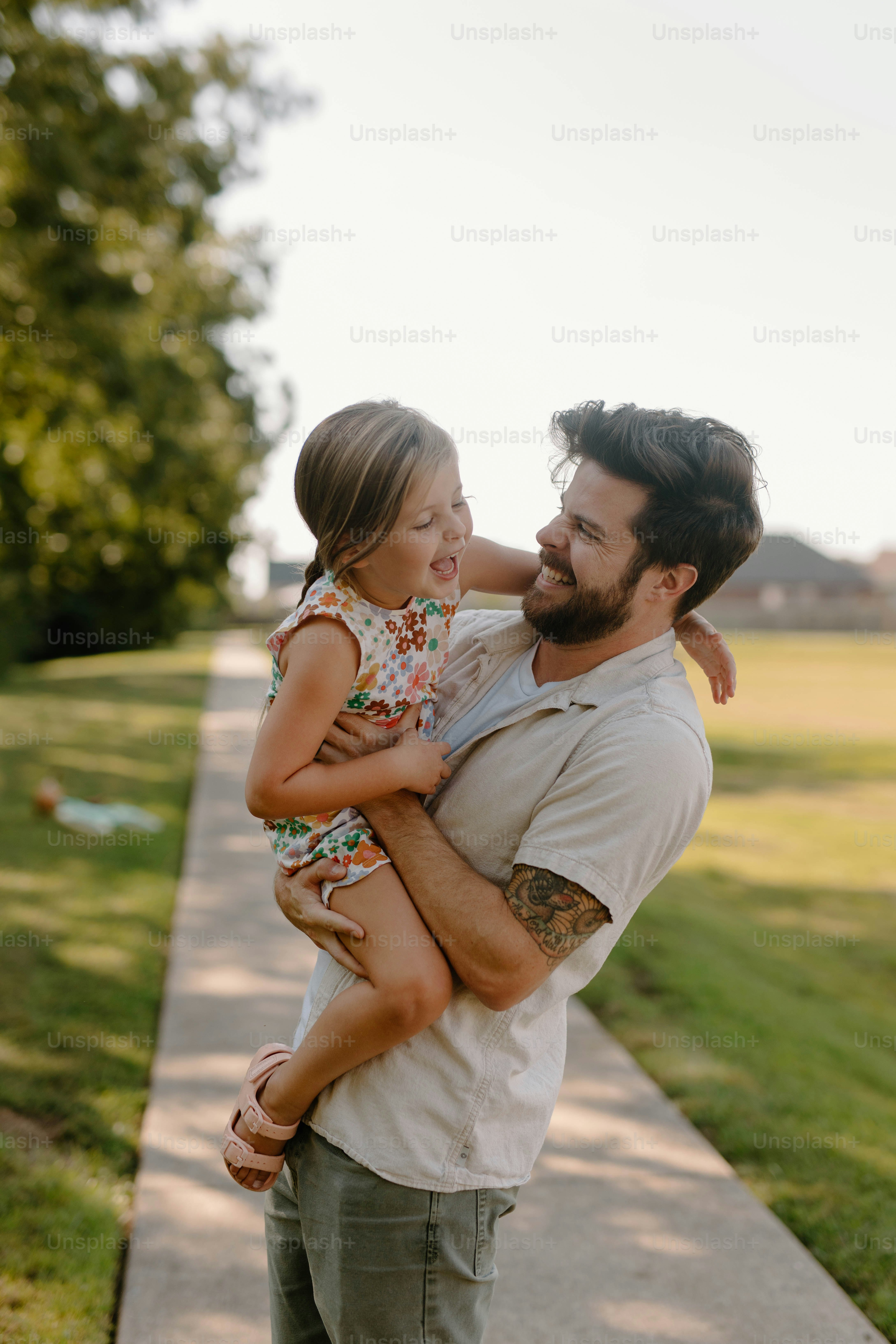 A man holding a little girl in his arms photo – Child Image on Unsplash