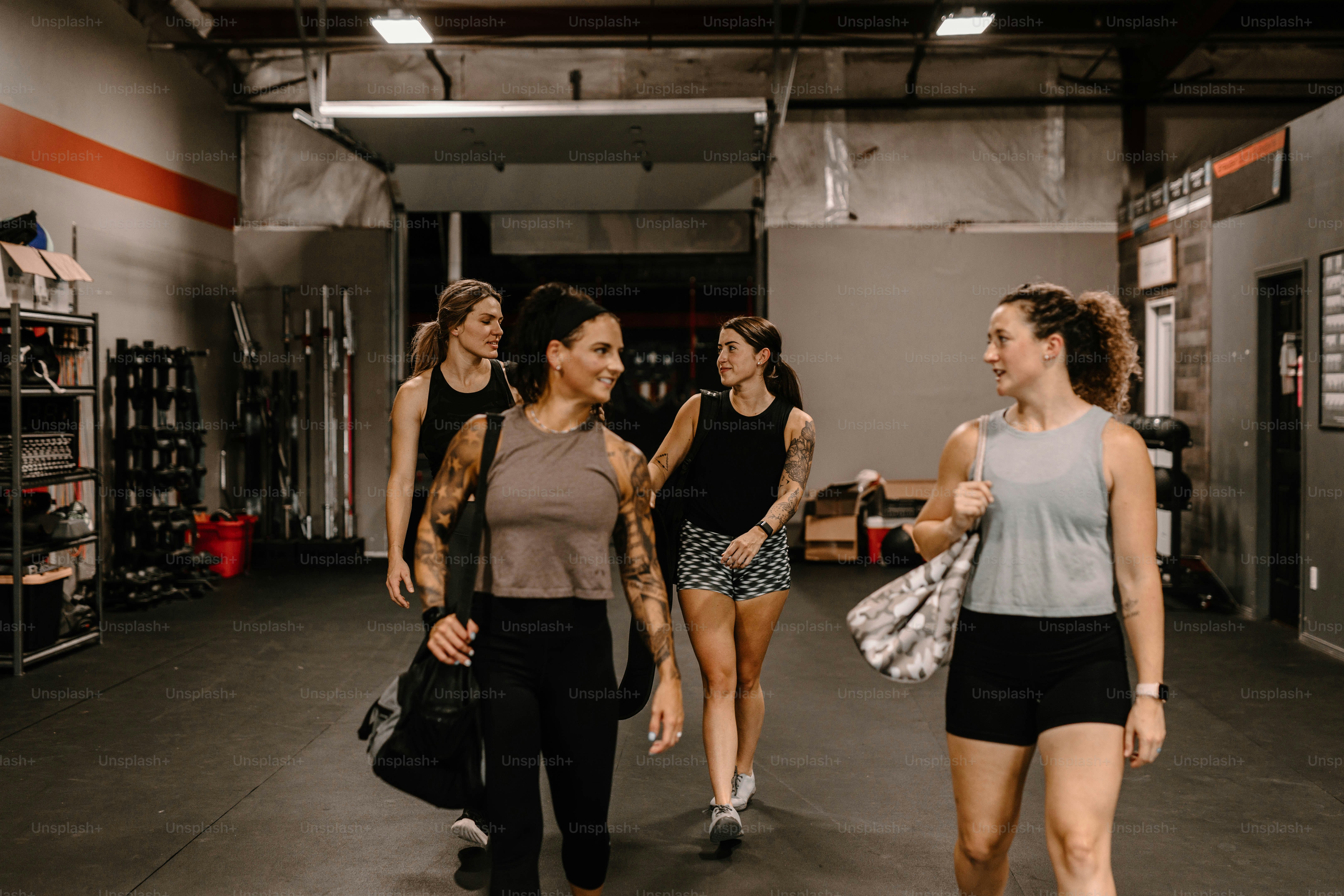 A group of women doing push ups in a gym photo – Personal trainer Image ...
