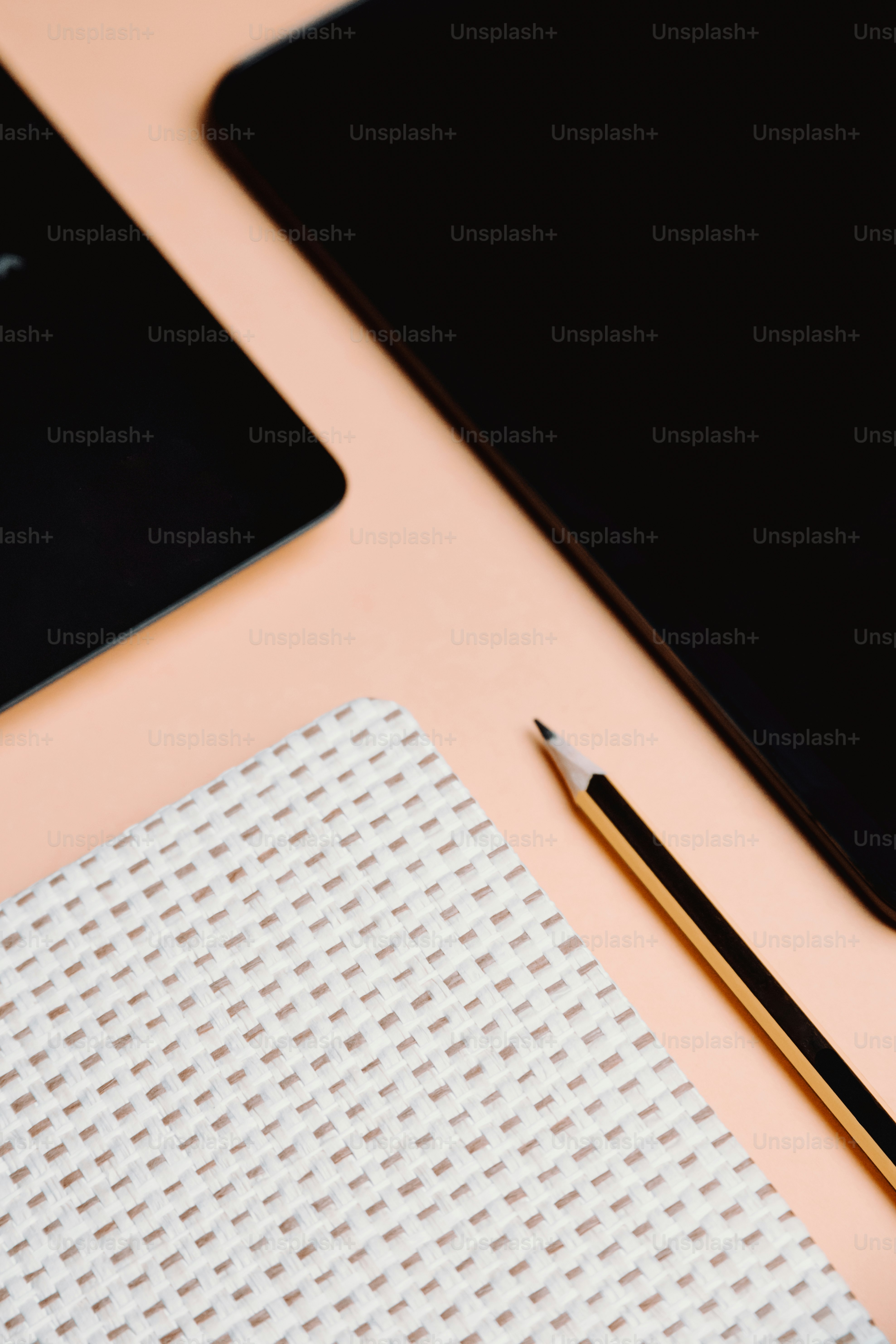 A notebook, pen, and laptop on a desk photo – Smartphone Image on Unsplash