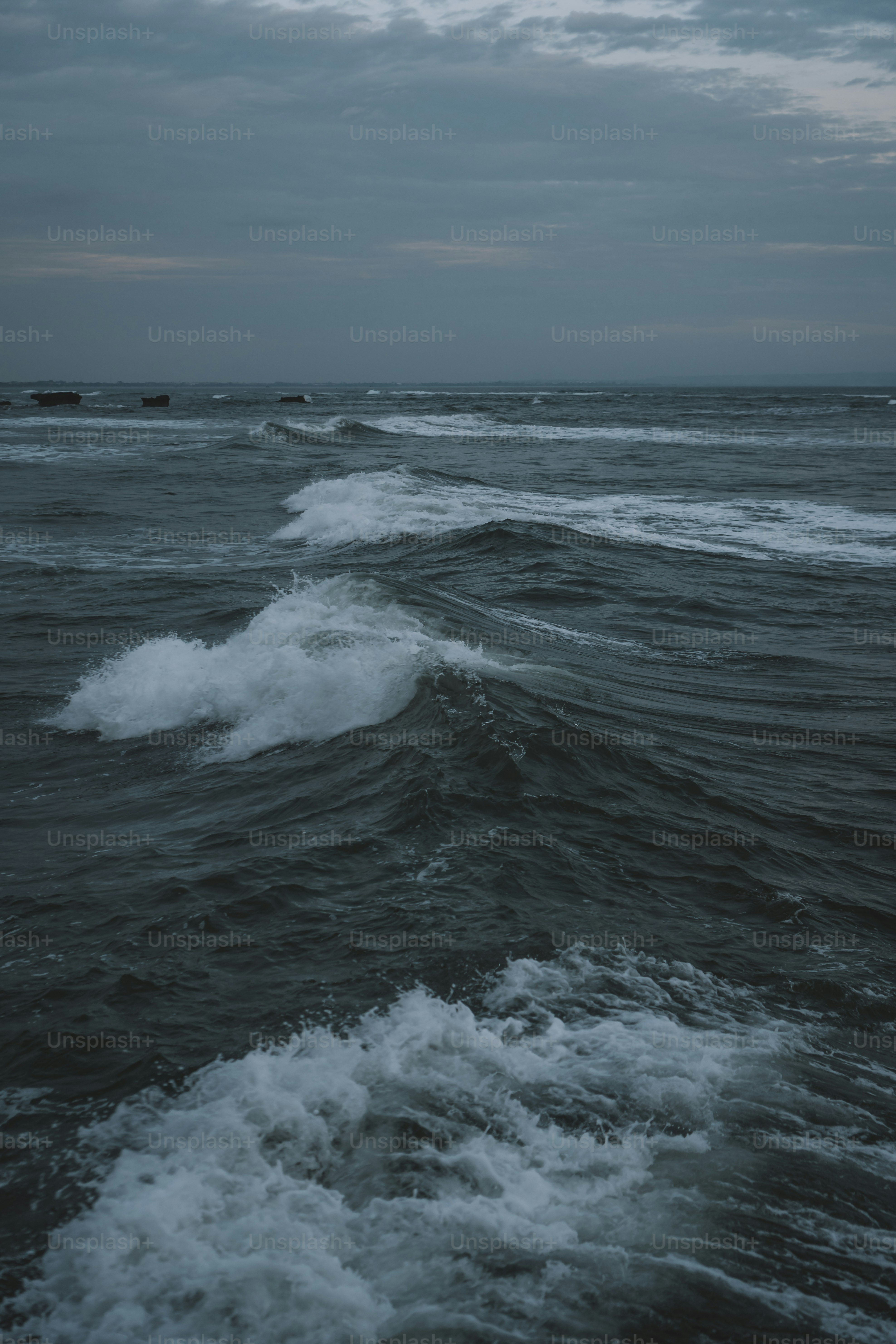 Un grand plan d’eau avec des vagues qui arrivent photo – Mer Photo sur ...