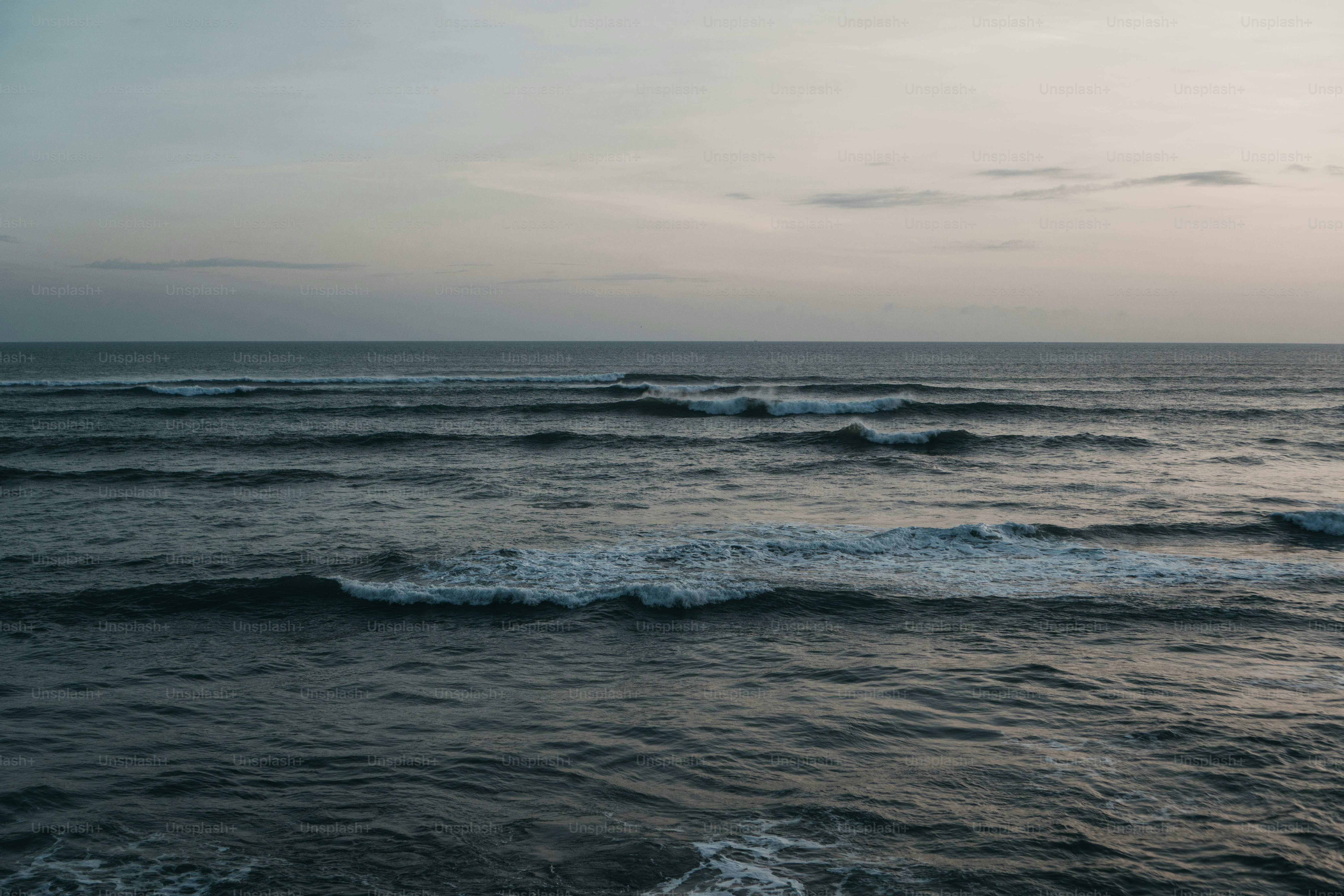 A body of water that has some waves in it photo – Water Image on Unsplash