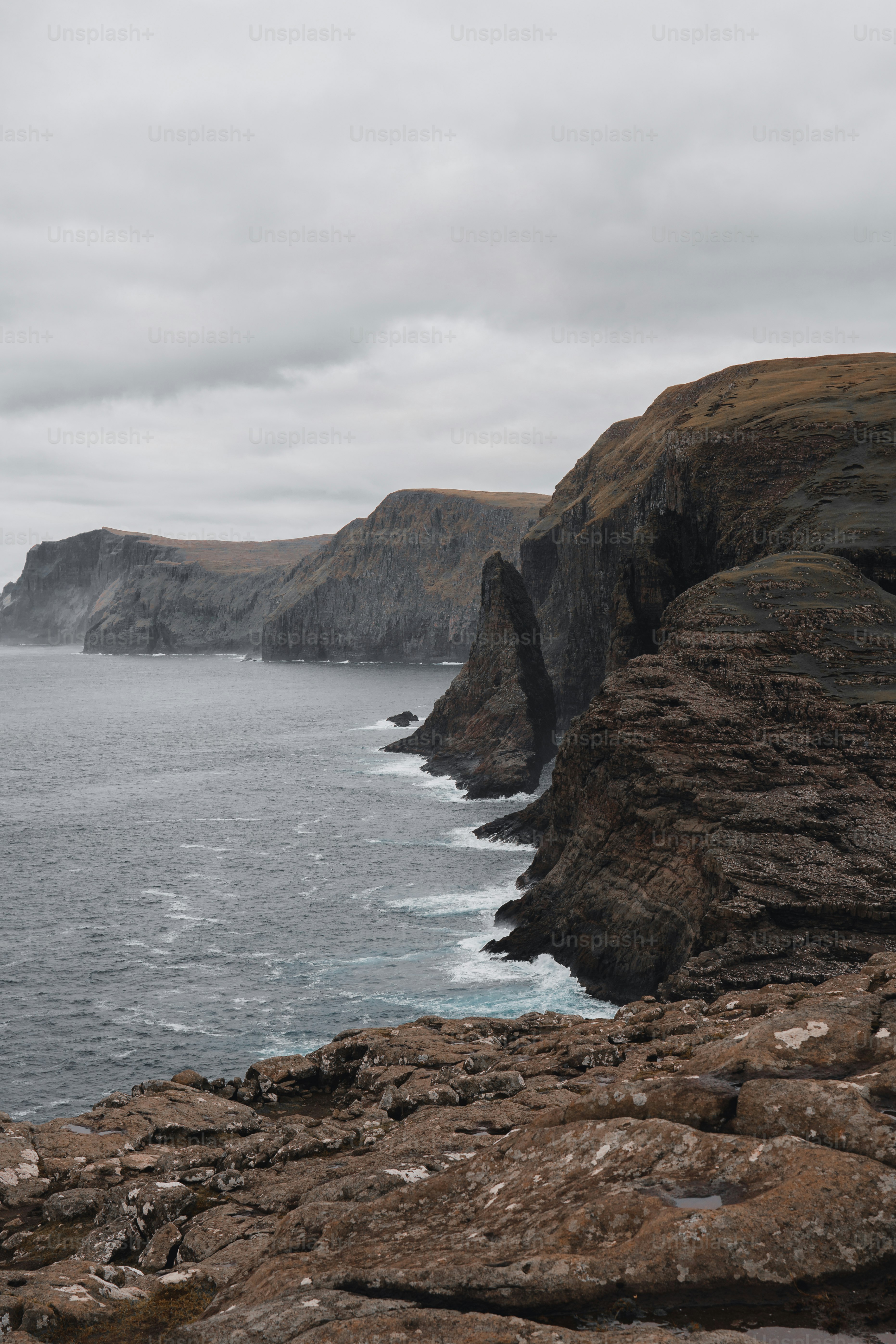 Un grand plan d’eau assis à côté d’une falaise rocheuse photo – Iles ...