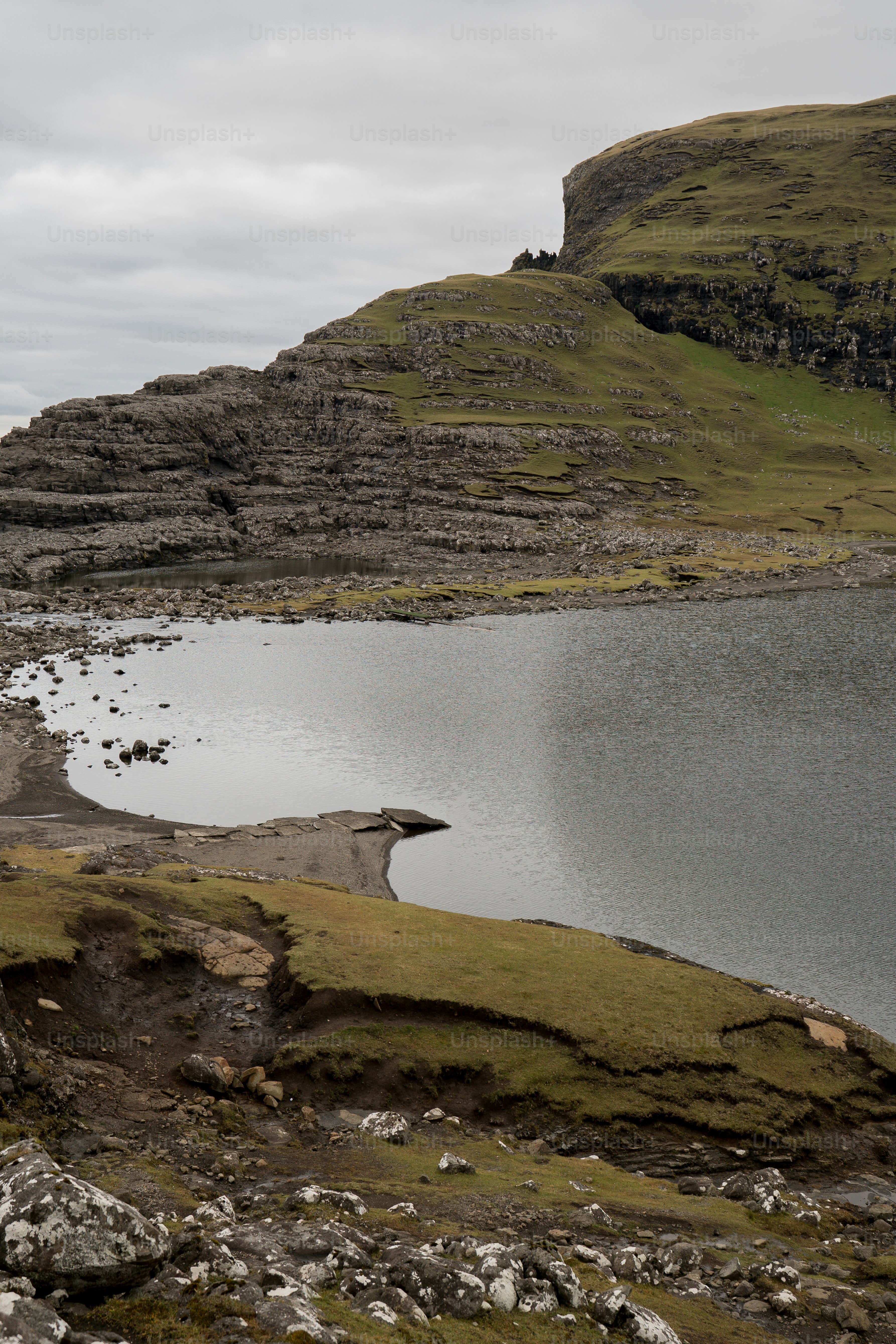 Un grand plan d’eau entouré d’un terrain rocheux photo – Littoral Photo ...