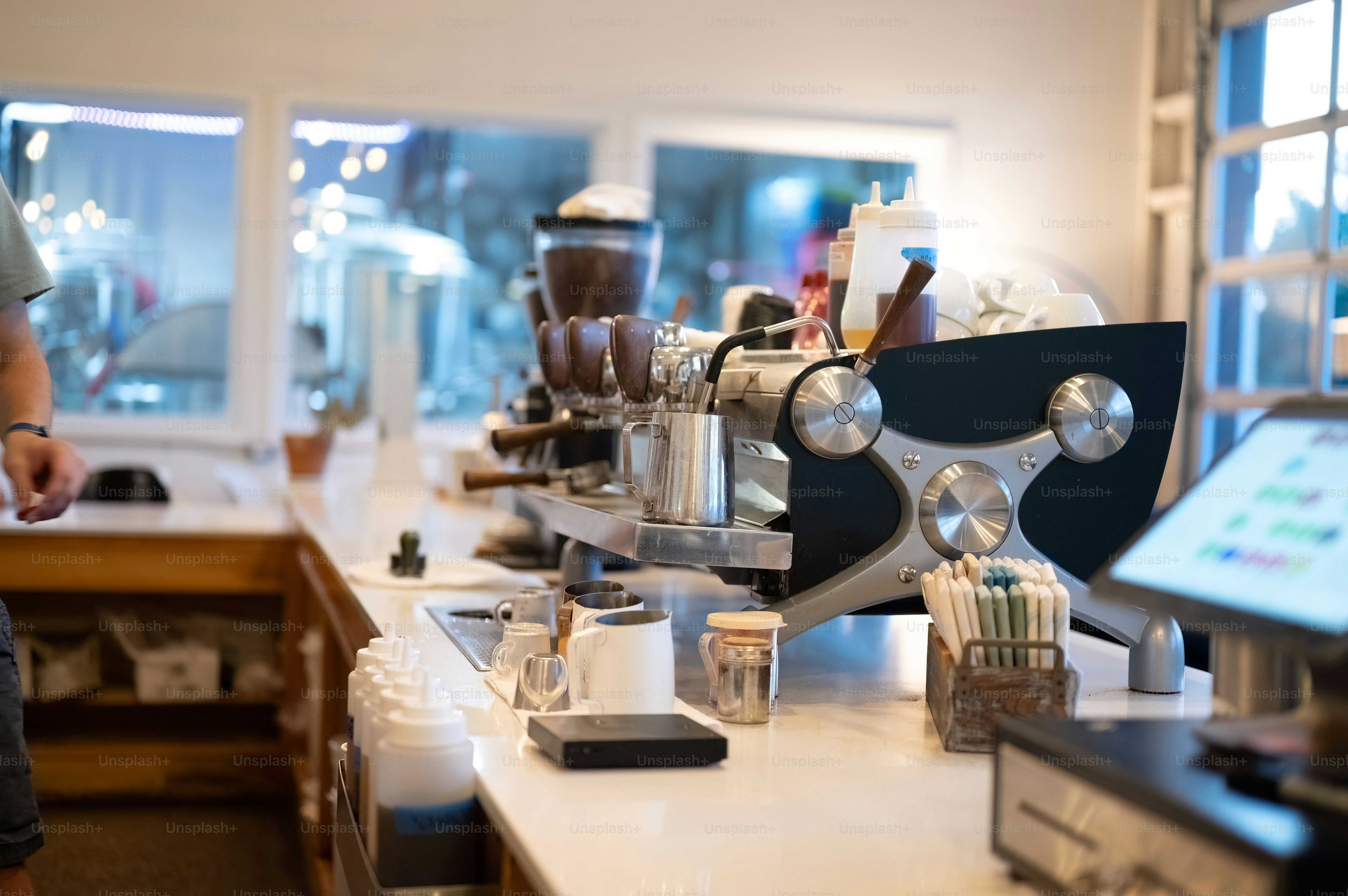 Une machine à café posée sur un comptoir blanc photo – Restaurant Photo ...