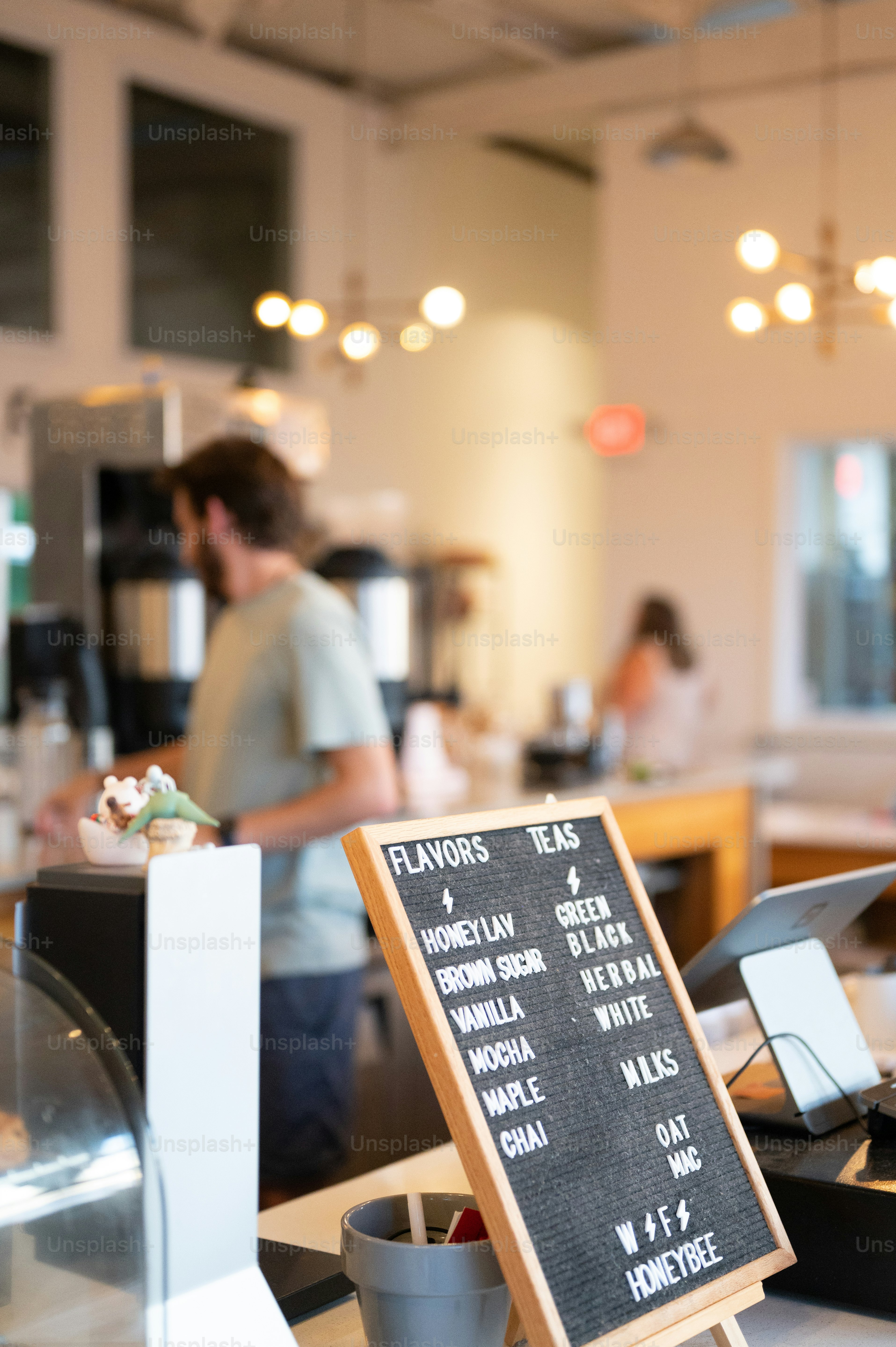 Foto Un tablero de menú sentado encima de un mostrador – Menú Imagen en ...